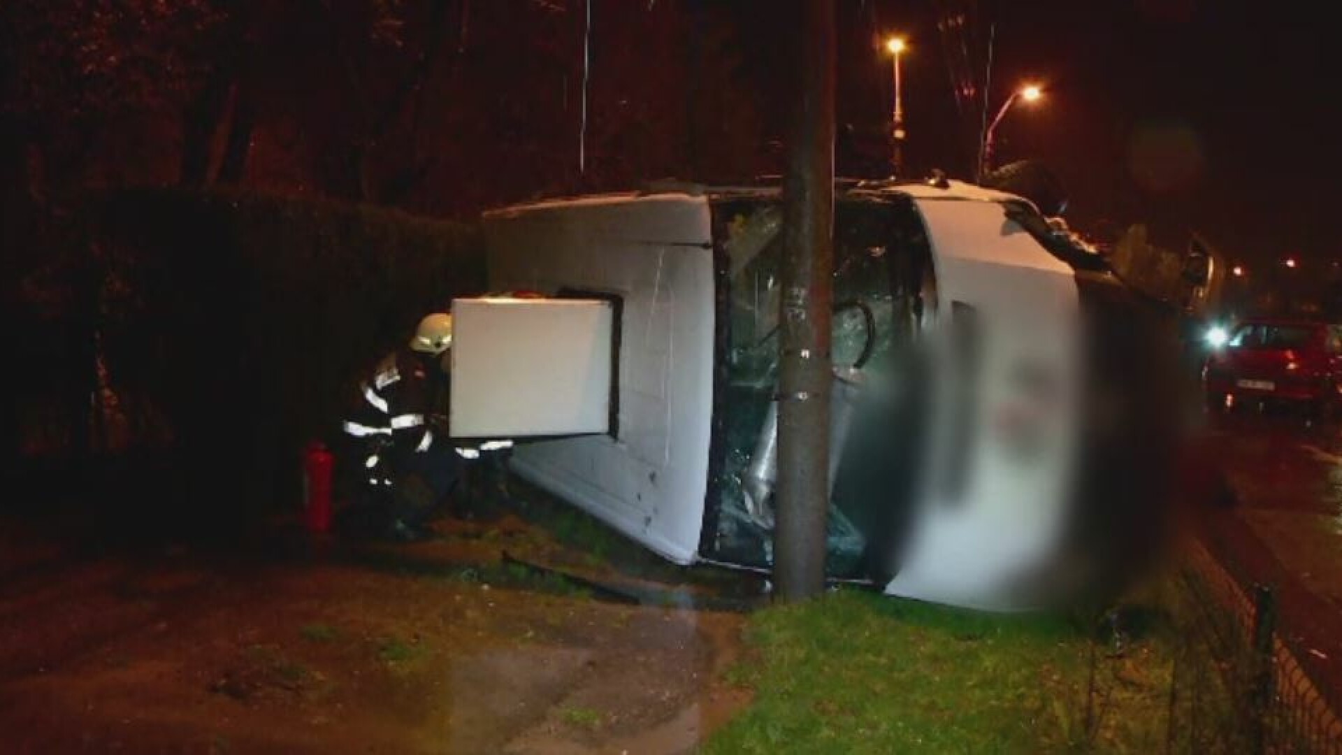 Patru raniti, dupa ce un tanar de 19 ani a intrat intr-o masina de ... Patru raniti, dupa ce un tanar de 19 ani a intrat intr-o masina de ...