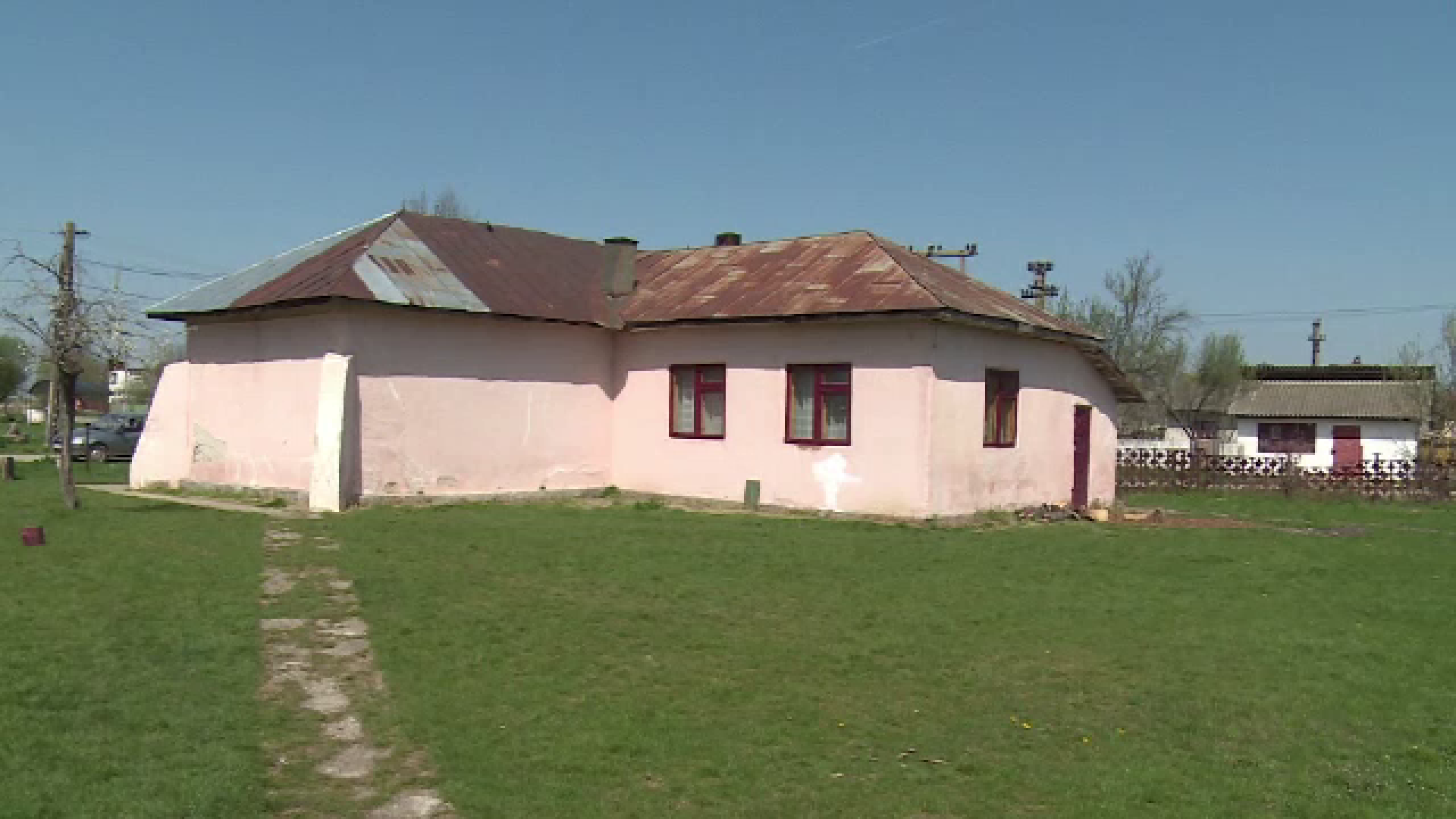 29 de elevi invata zilnic cu teama ca scoala s-ar putea prabusi peste ...