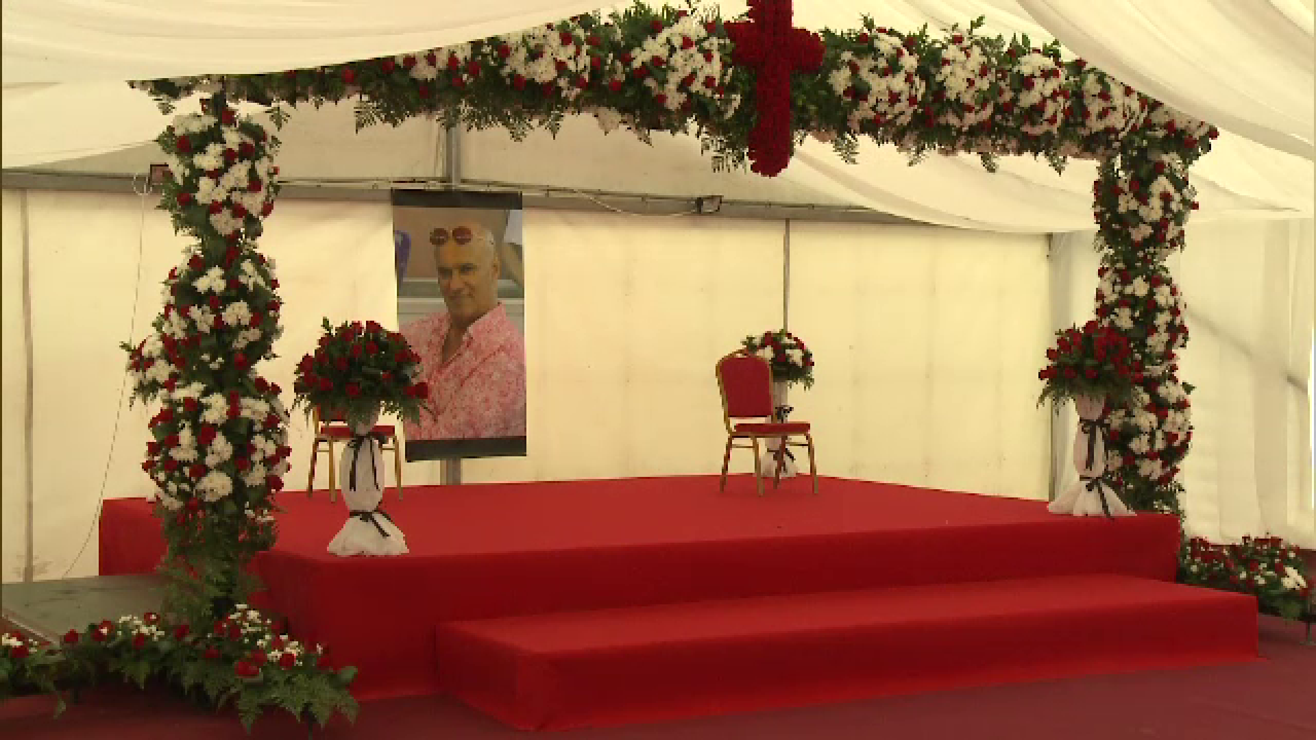 Trupul interlopului Fane Spoitorul, depus pe un teren de fotbal ...