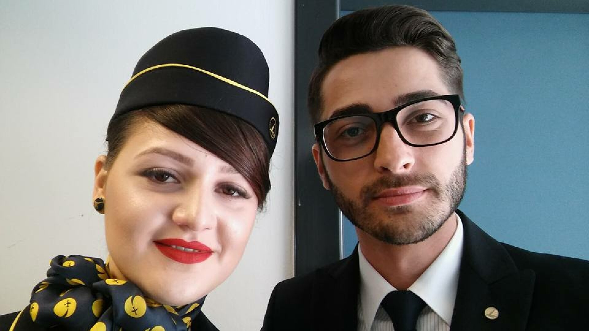 Tarom si-a prezentat noile uniforme pentru piloti si insotitoarele de ...