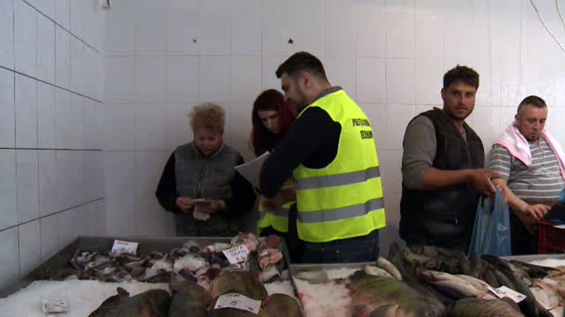 Ce au descoperit politistii cand au controlat hala de peste din Obor ...