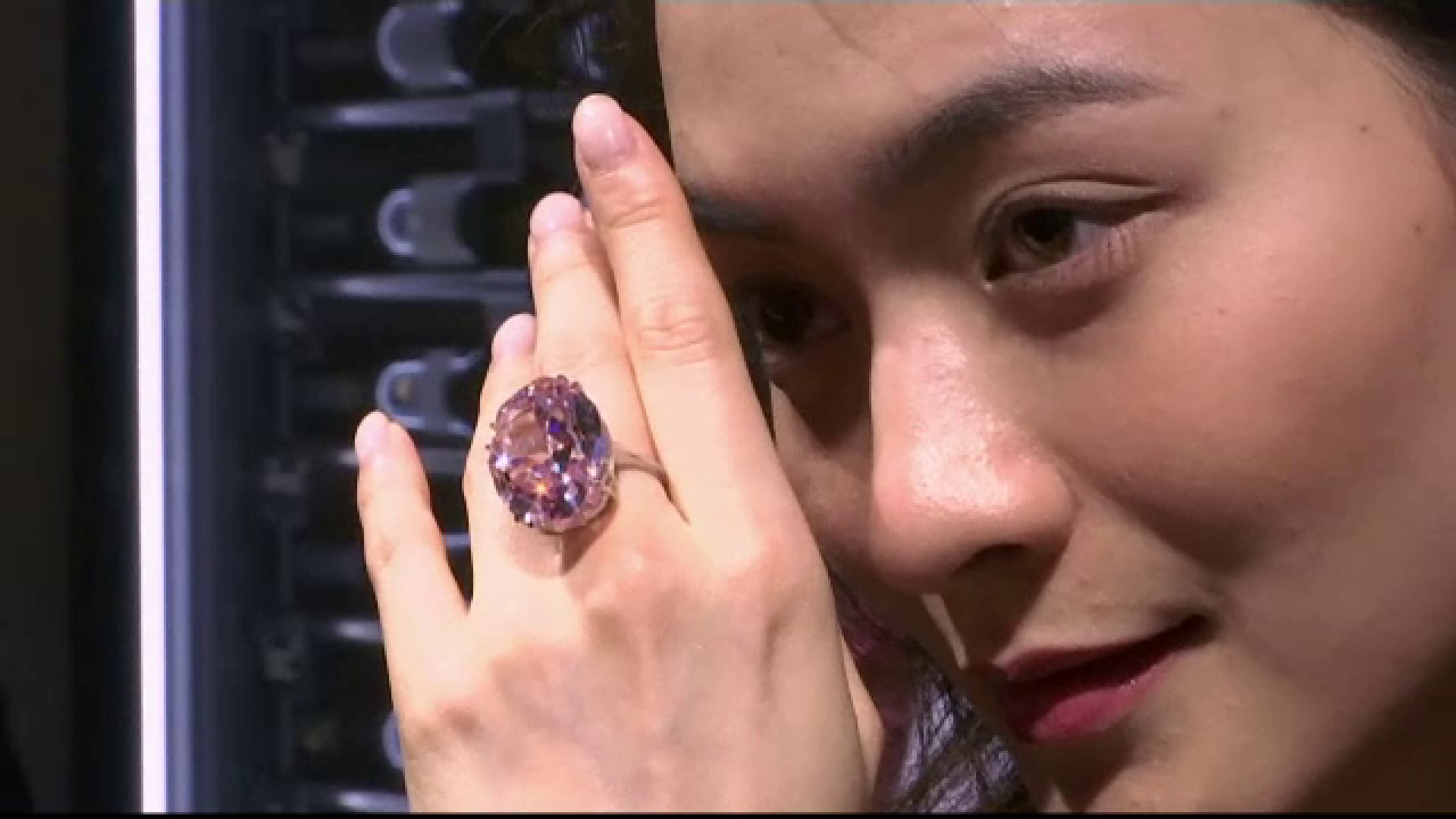 "Steaua roz", diamantul rar de 59,6 carate, vandut cu suma record de 71 ...