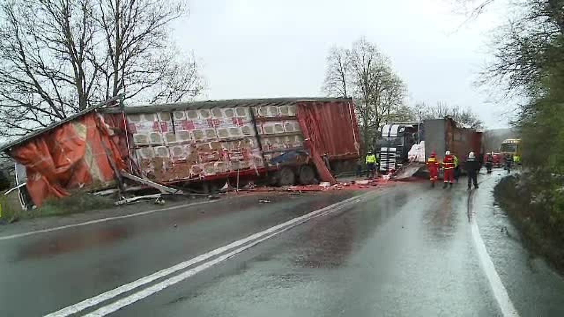 Trei TIR-uri s-au ciocnit pe o sosea din Arad. Soferul vinovat a ...