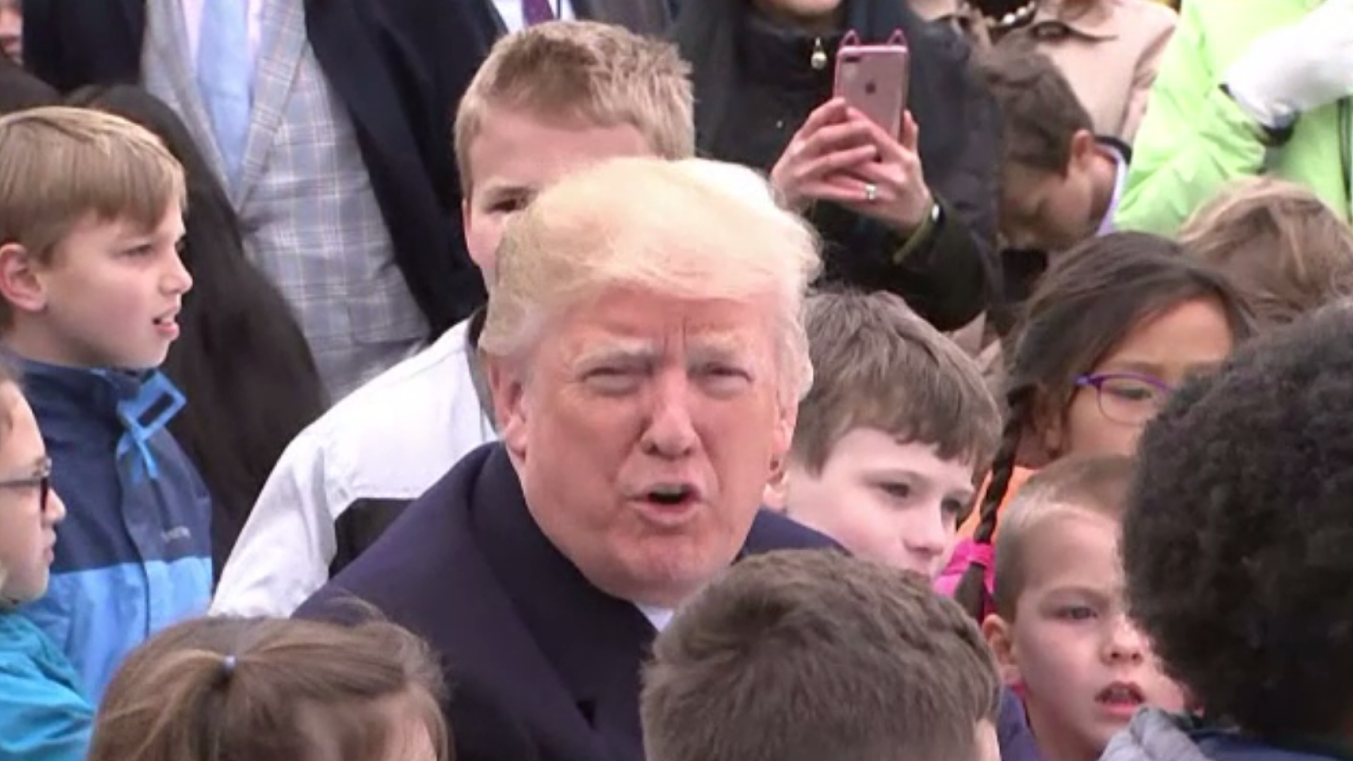 Înconjurat de zeci de copii, Trump nu s-a putut abține de la declarații ...