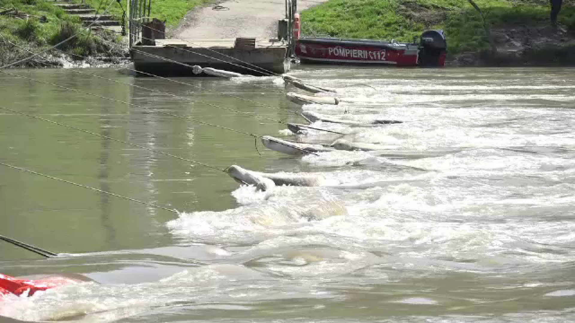 Baraje absorbante, amplasate pe râul Mureș în urma unei scurgeri de ...