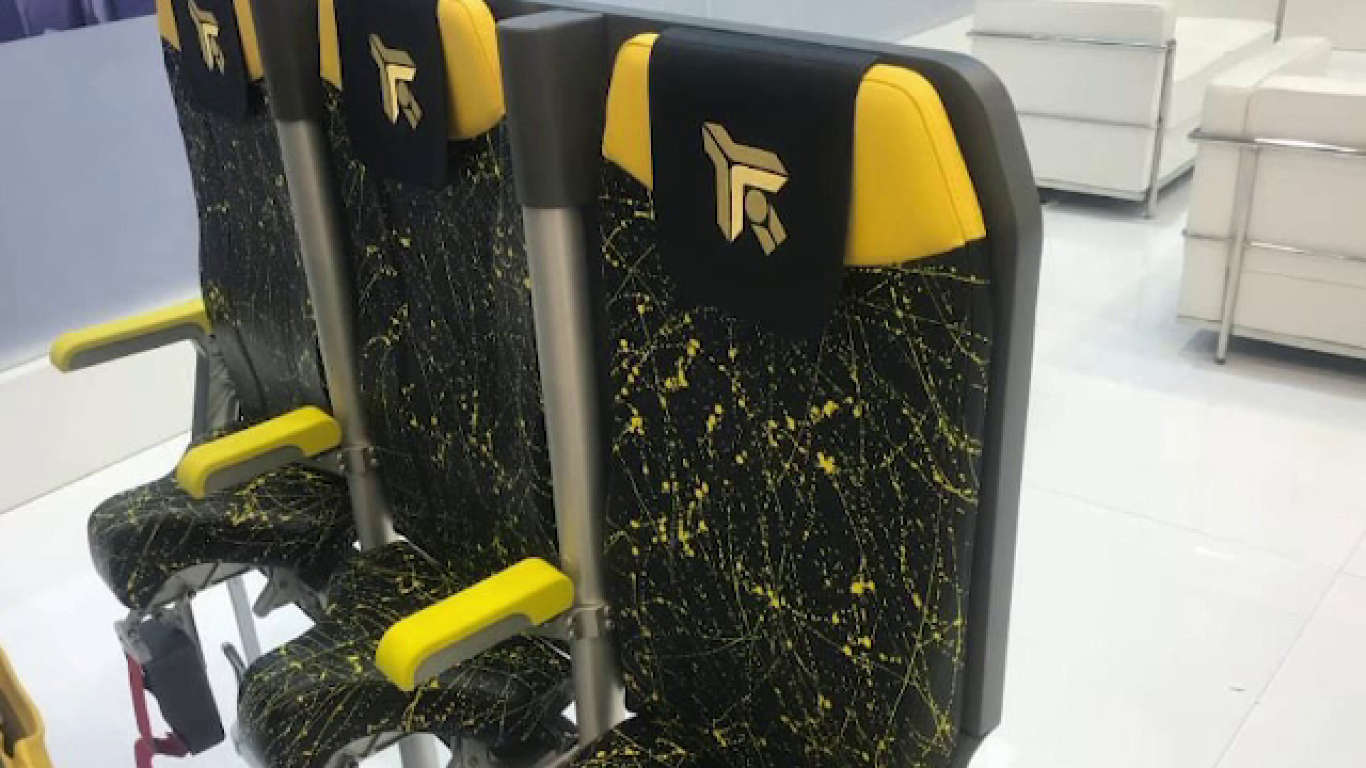 Propunere controversată: „Scaune” pentru stat în picioare, în avion ...