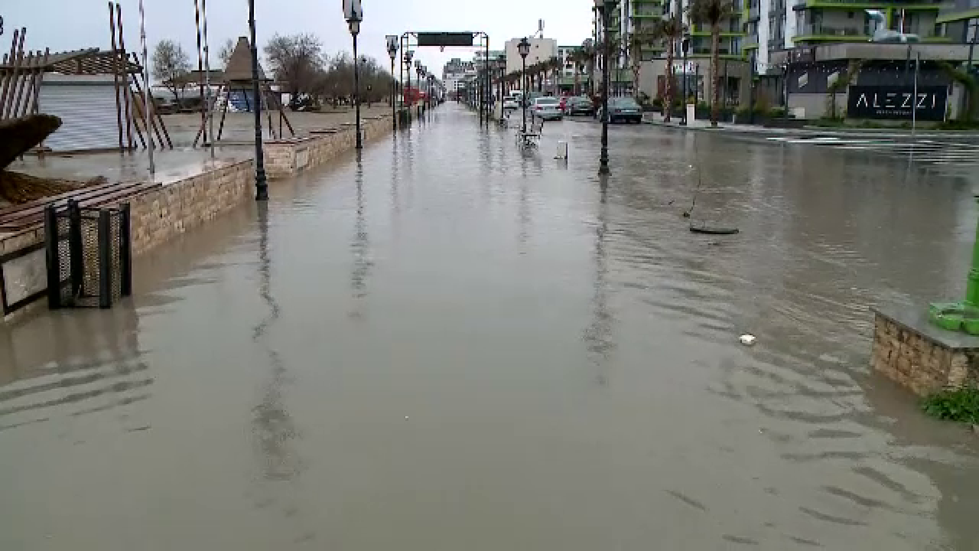 Faleza din Năvodari, a cărei amenajare a costat 8 milioane de euro, s-a ...