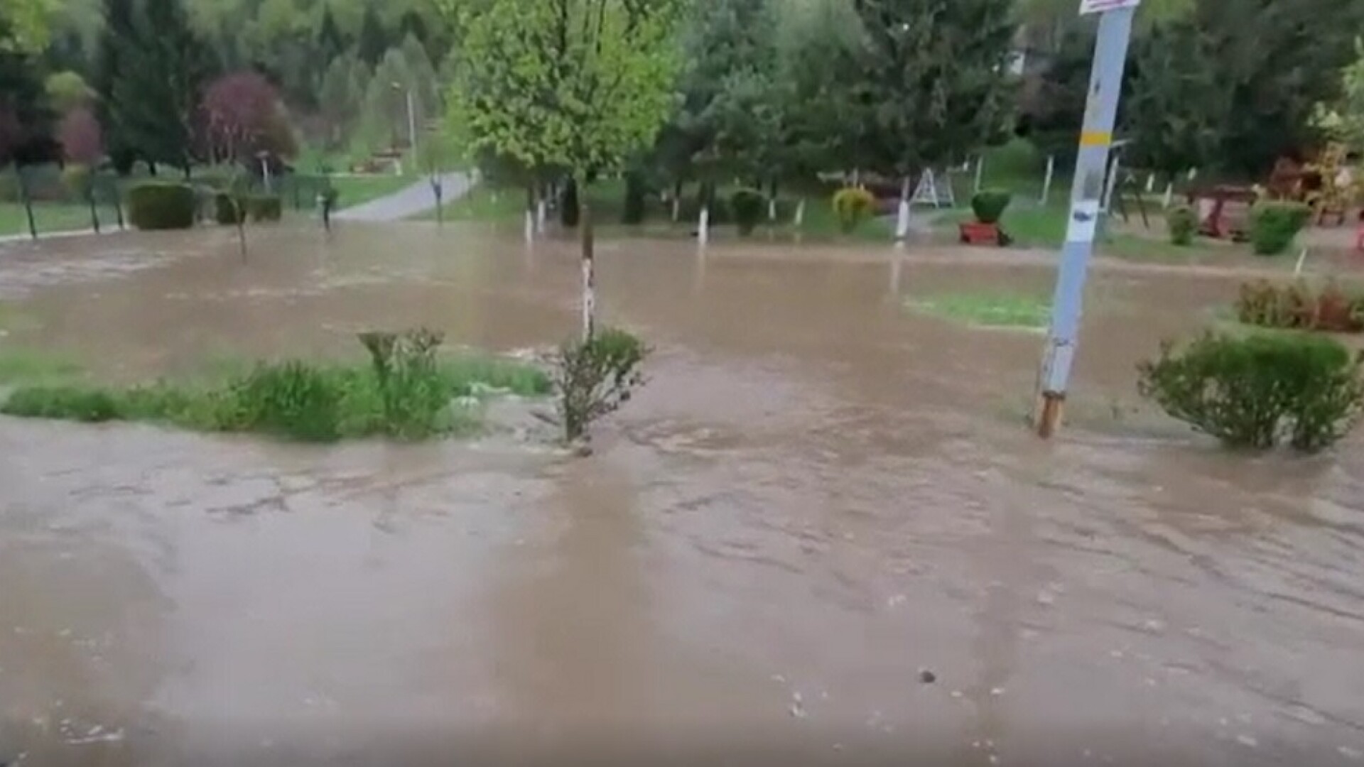 Ploaia torențială a făcut prăpăd în județul Hunedoara. Un parc din Deva ...