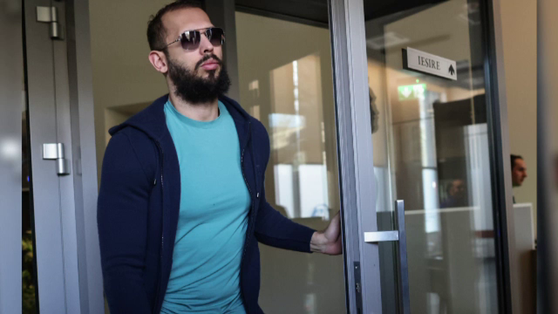 Frații Tate au fost așteptați la sediul DIICOT de un grup de admiratori ...