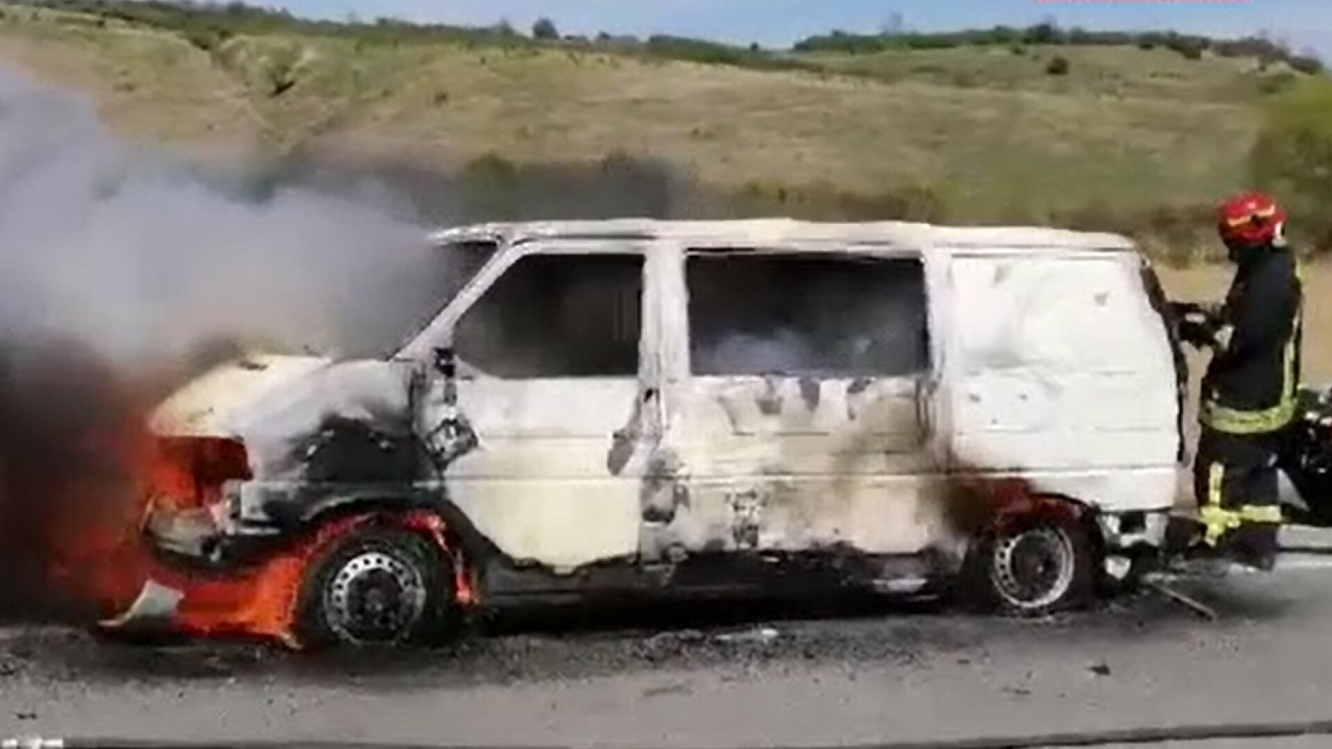 O dubă a luat foc pe centura orașului Cluj-Napoca. Flăcările s-au ...