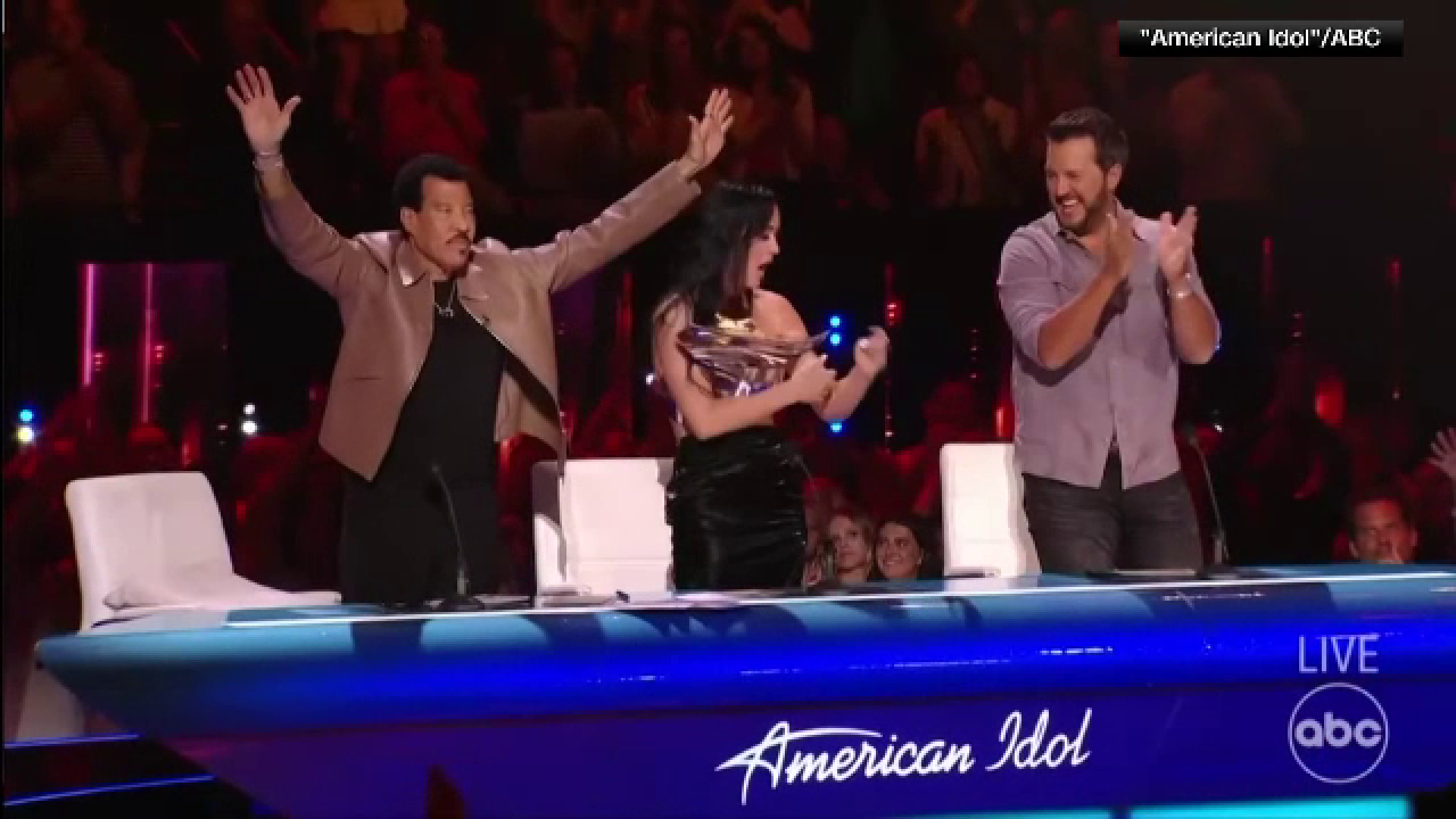 Momentul în care lui Katy Perry îi cade bluza, în direct la TV. S-a ...