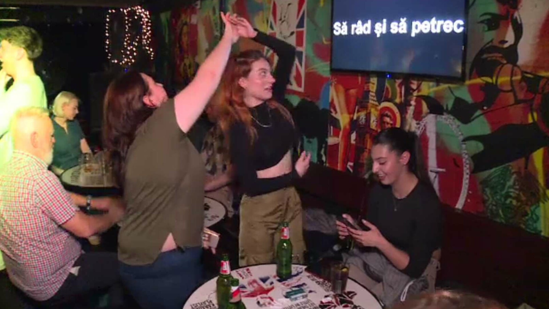 Barul cu karaoke de la noi unde se așteaptă la coadă ca să cânți. E ...
