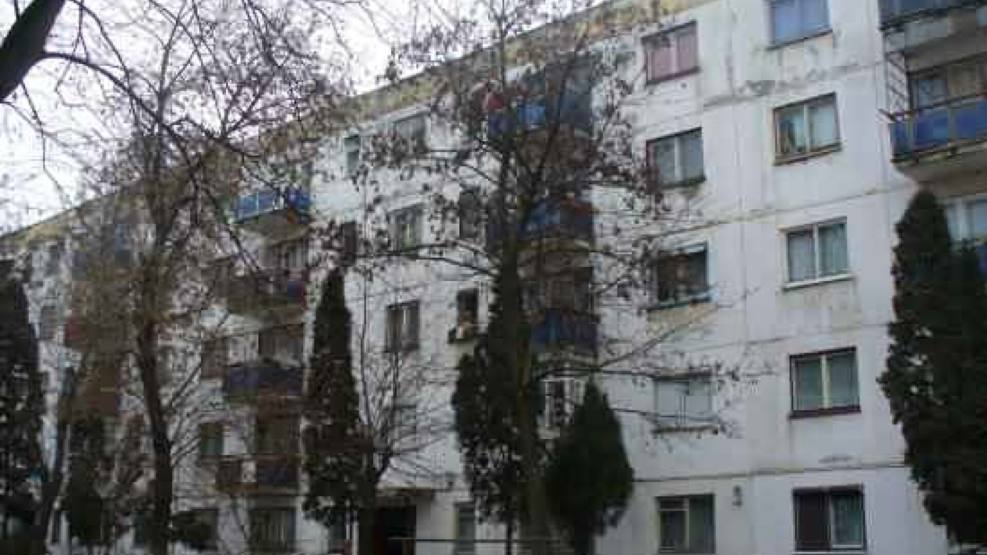 Atentie, trecatori: cade tencuiala de pe blocuri! - Știrile ProTV