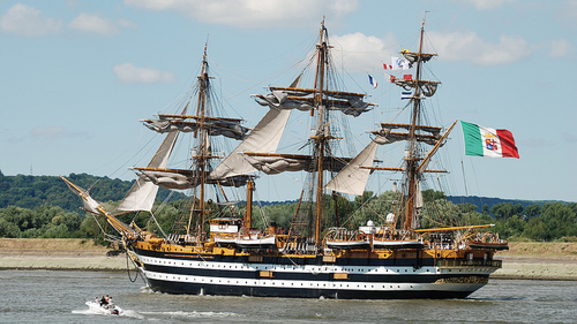 Unul dintre cele mai frumoase veliere din lume, in portul Constanta ...