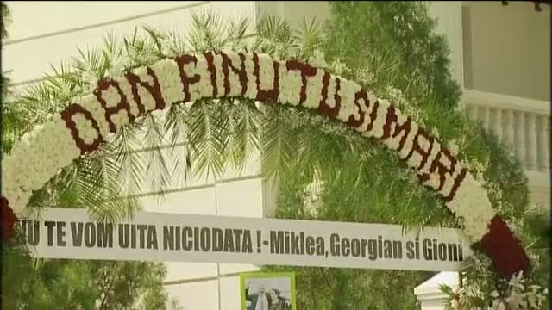 Dan Finutu, condus pe ultimul drum de 10 preoti si muzica de fanfara ...