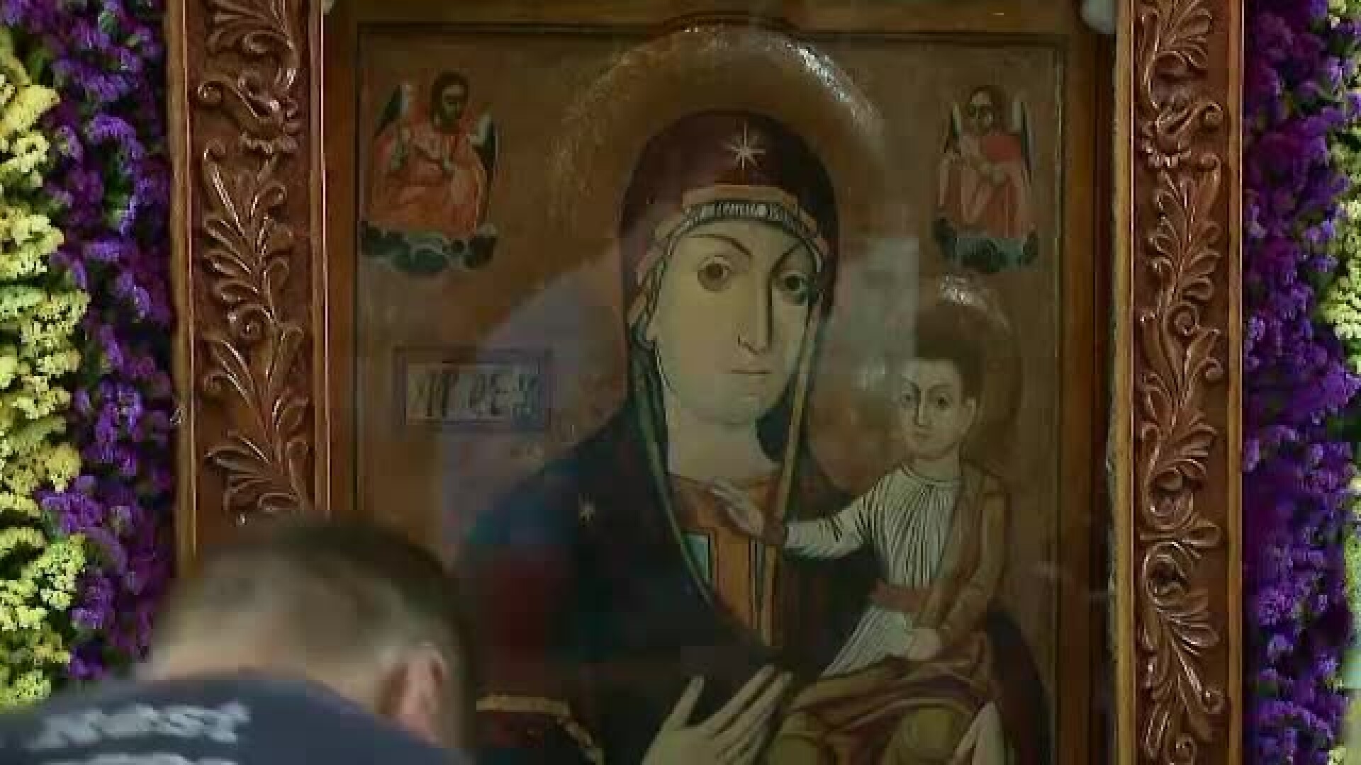 Unii se roaga pentru sanatate, altii pentru aur. Pelerinaj la ...