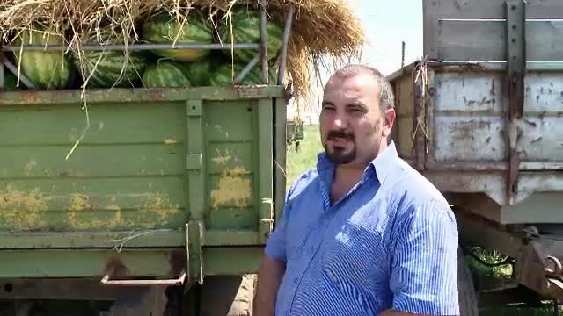 Imaginea unei Romanii cu o agricultura de export. Un fermier vinde ...