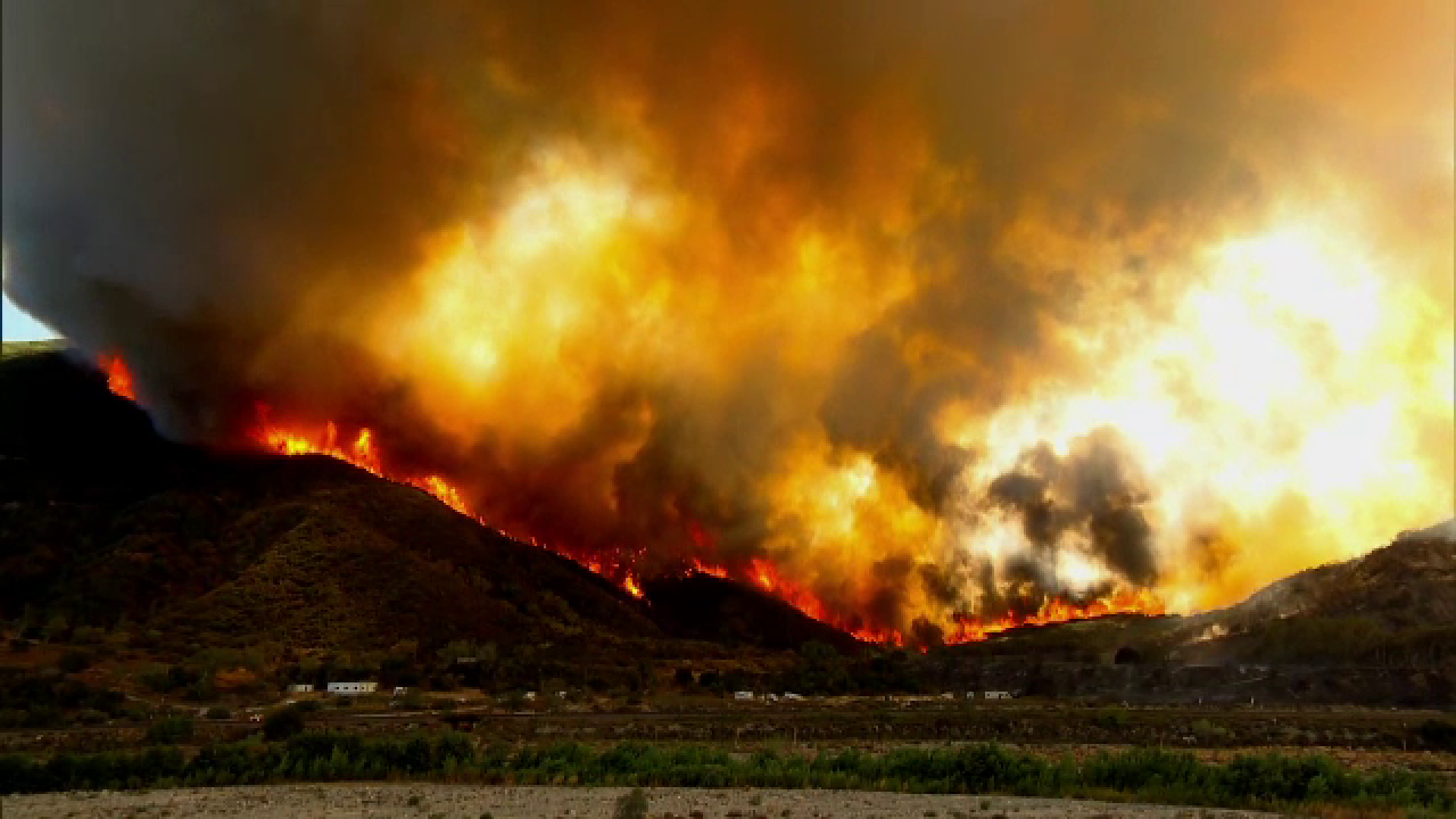 Localitati intregi inghitite de apa si incendii masive in SUA. Cum ...