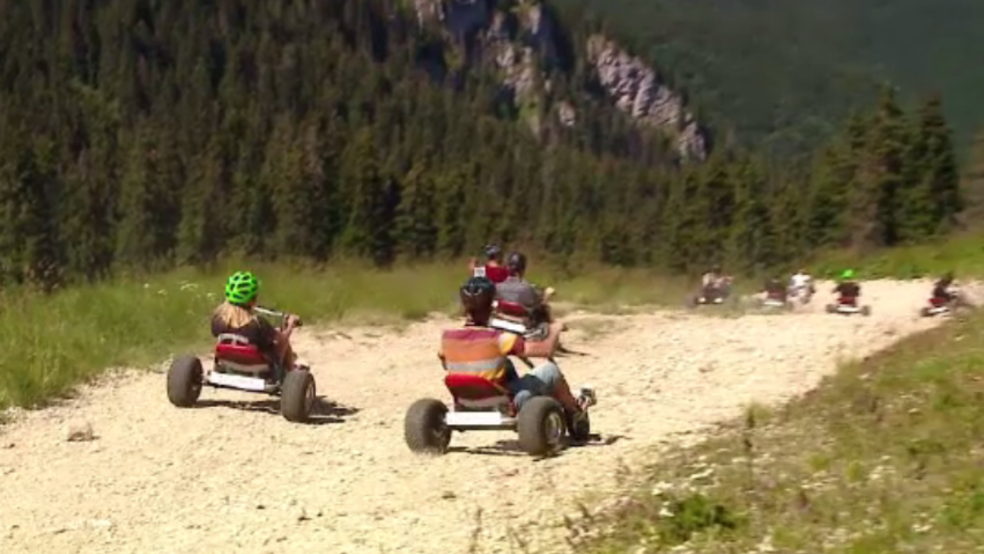 Carturi, biciclete sau tras cu arcul. Activitățile turiștilor din ...