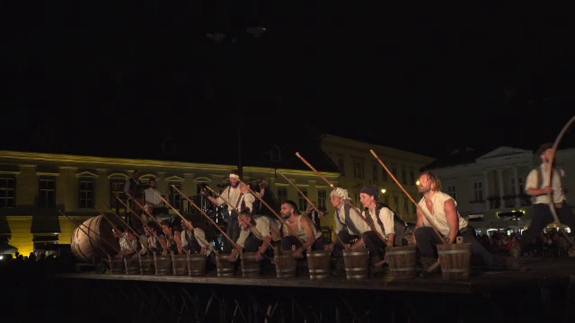 FITS se apropie de sfârșit. Pe străzi s-au desfășurat parade colorate ...