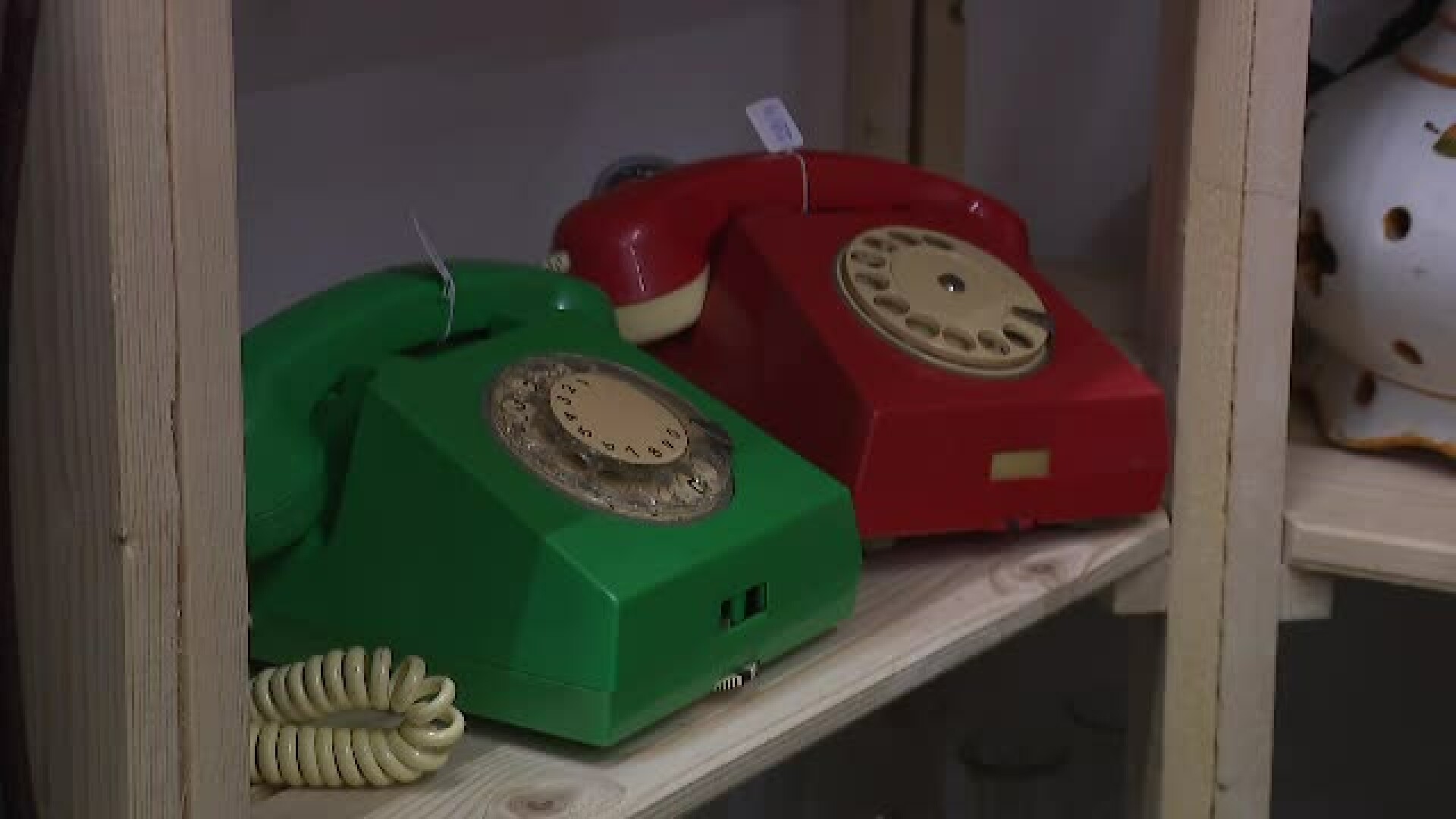 Câți români mai folosesc telefonul fix. Numărul lor scade de la an la ...