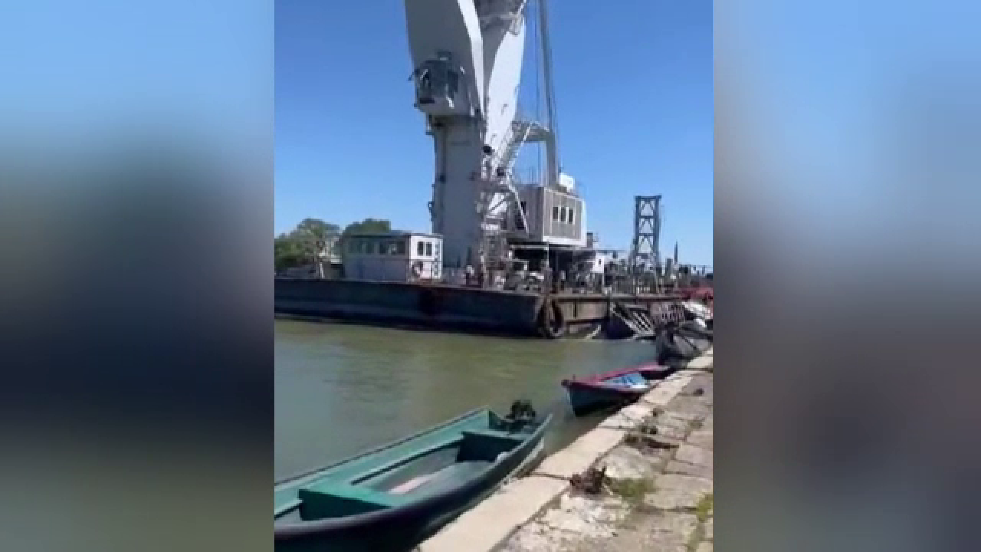 Incident naval pe Dunăre. O macara plutitoare a lovit mai multe bărci ...
