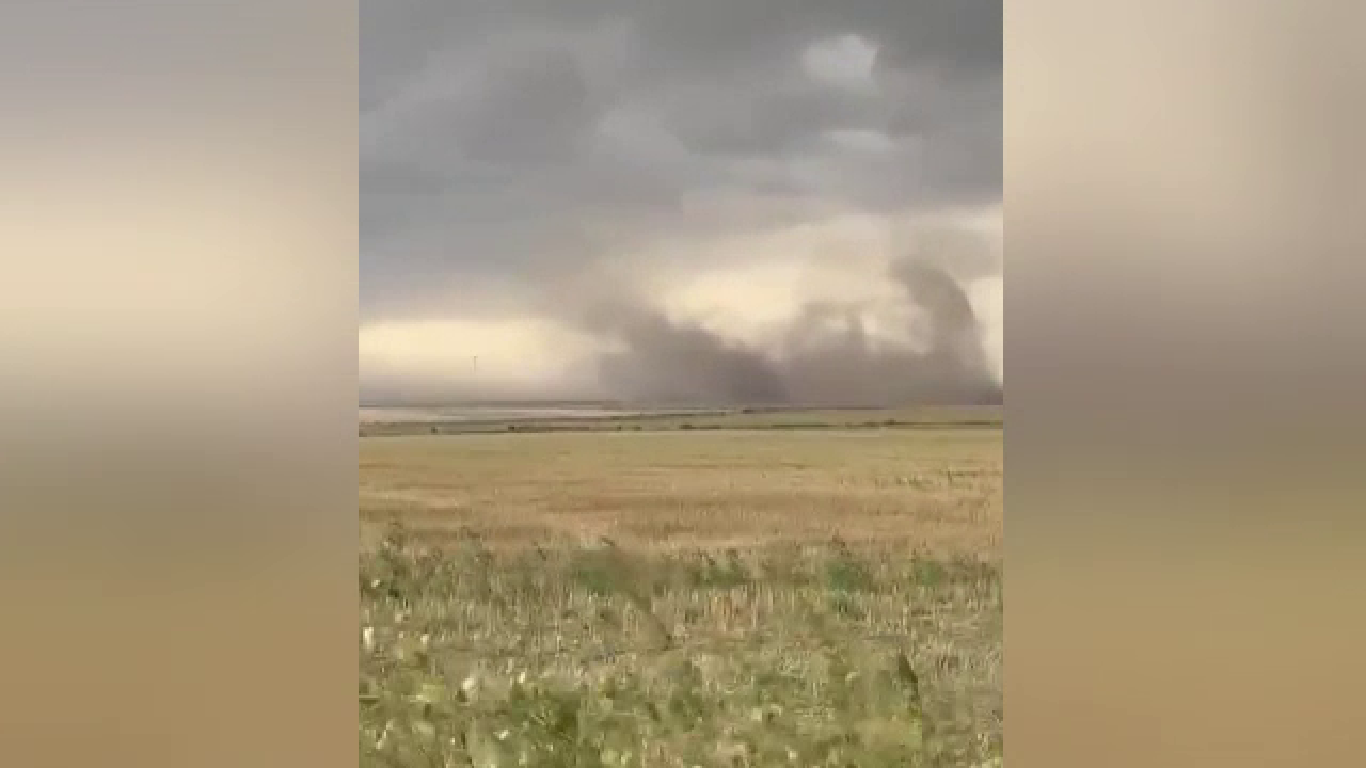 Furtunile au făcut prăpăd în țară. În Slobozia, norii negri au căpătat ...