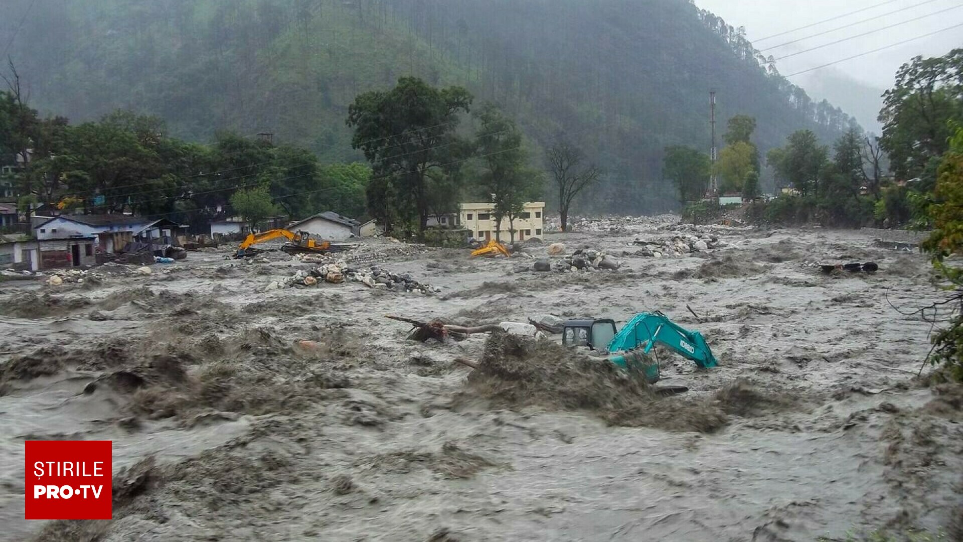 Viiturile fac prăpăd. 13 persoane au murit, iar mii de pelerini au fost ...