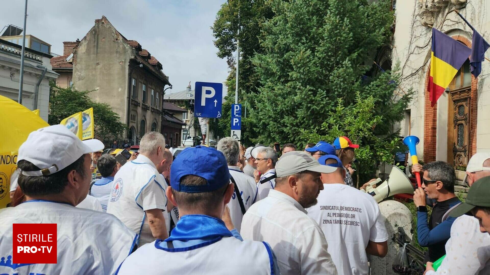 A patra zi de proteste la sediul Ministerului Educaţiei. Profesorii cer ...