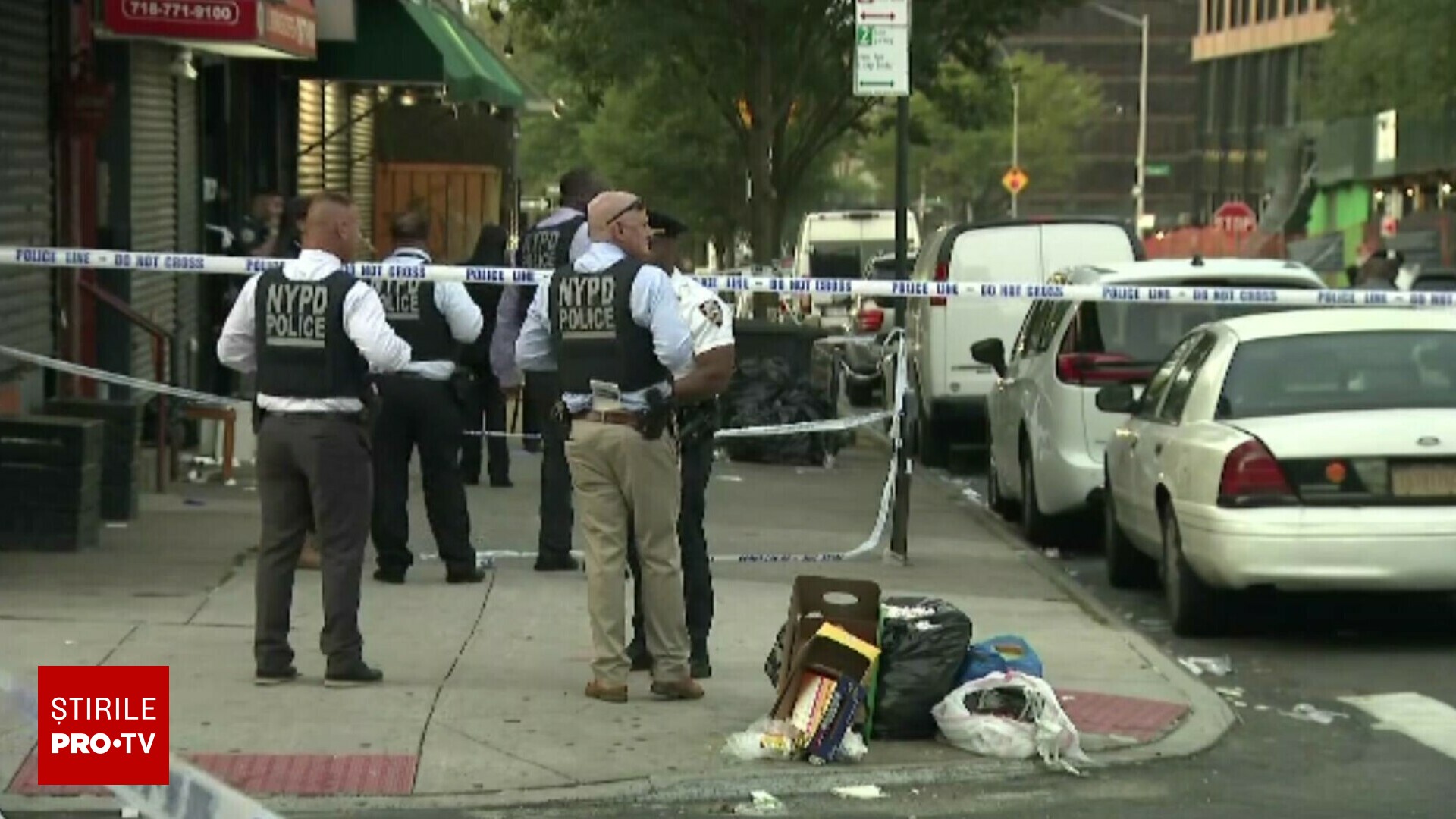 Mai mulți indivizi au deschis focul într-un restaurant aglomerat din ...