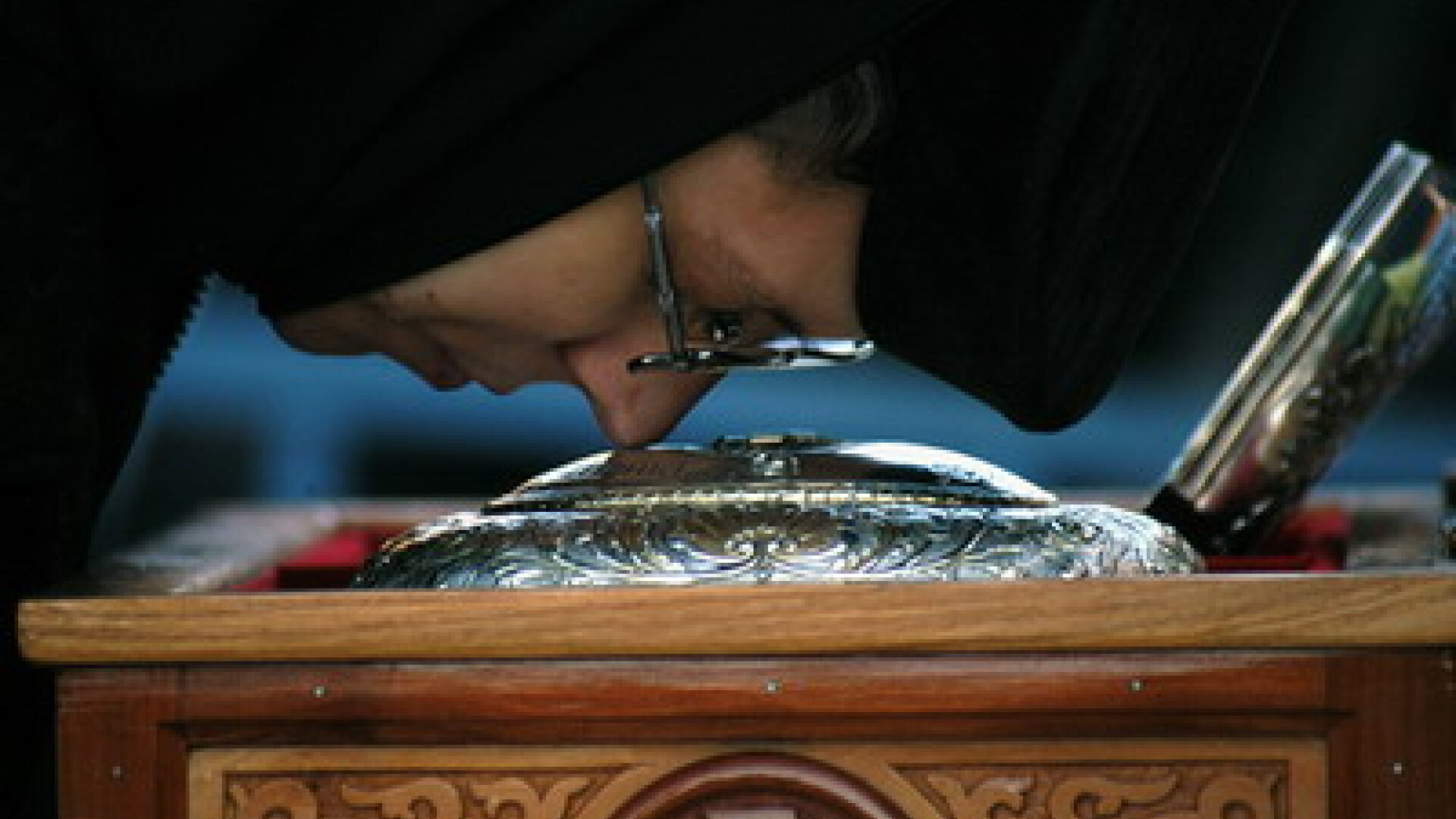 S-au inchinat ani de zile la racla cu "moaste"! De fapt, oase de ...