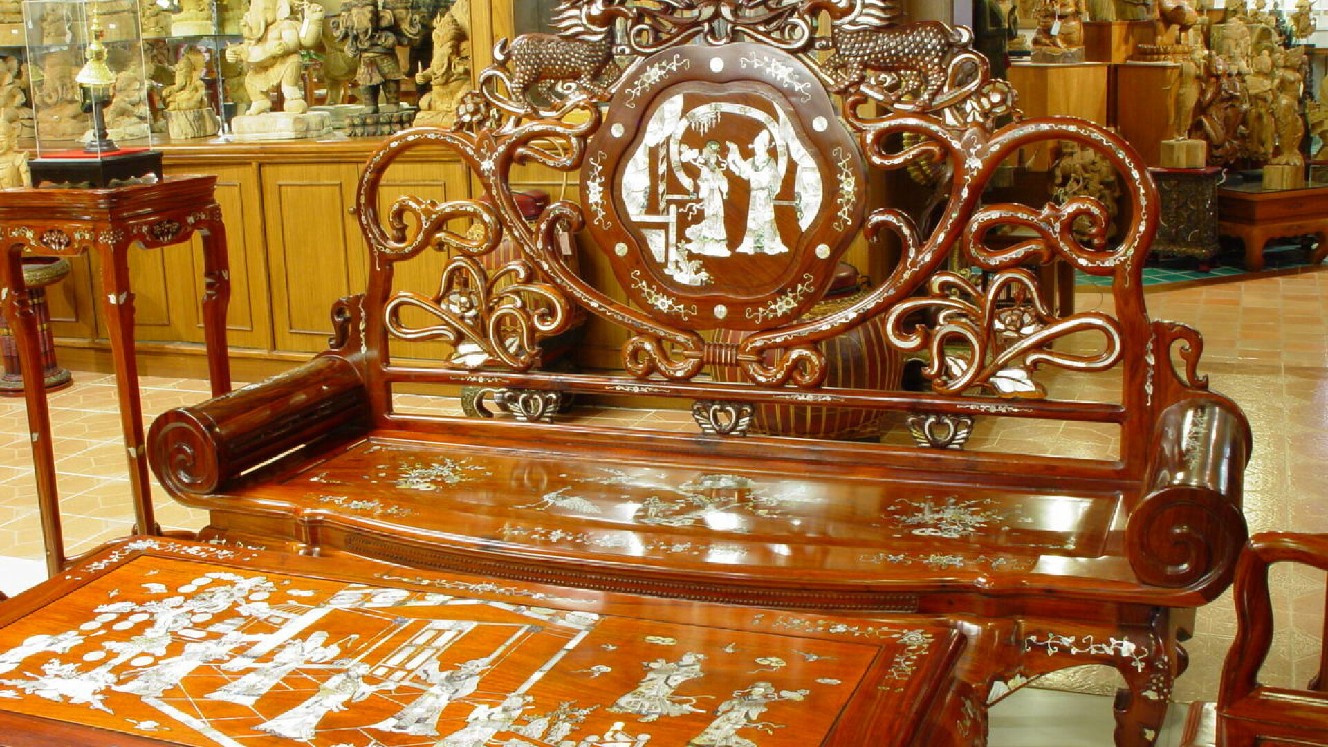 Daca vrei un dulap cu multe sertare, ia-ti mobilier chinezesc ...