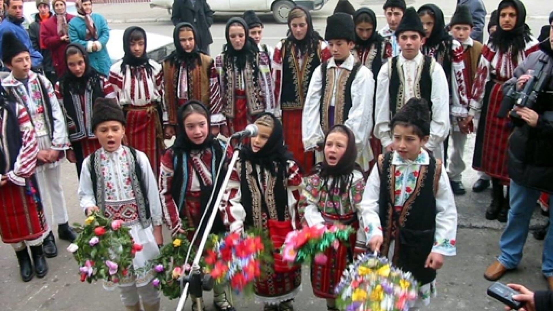 Colindatori cu mult zgomot si putina muzica. Traditia care a inceput sa ...