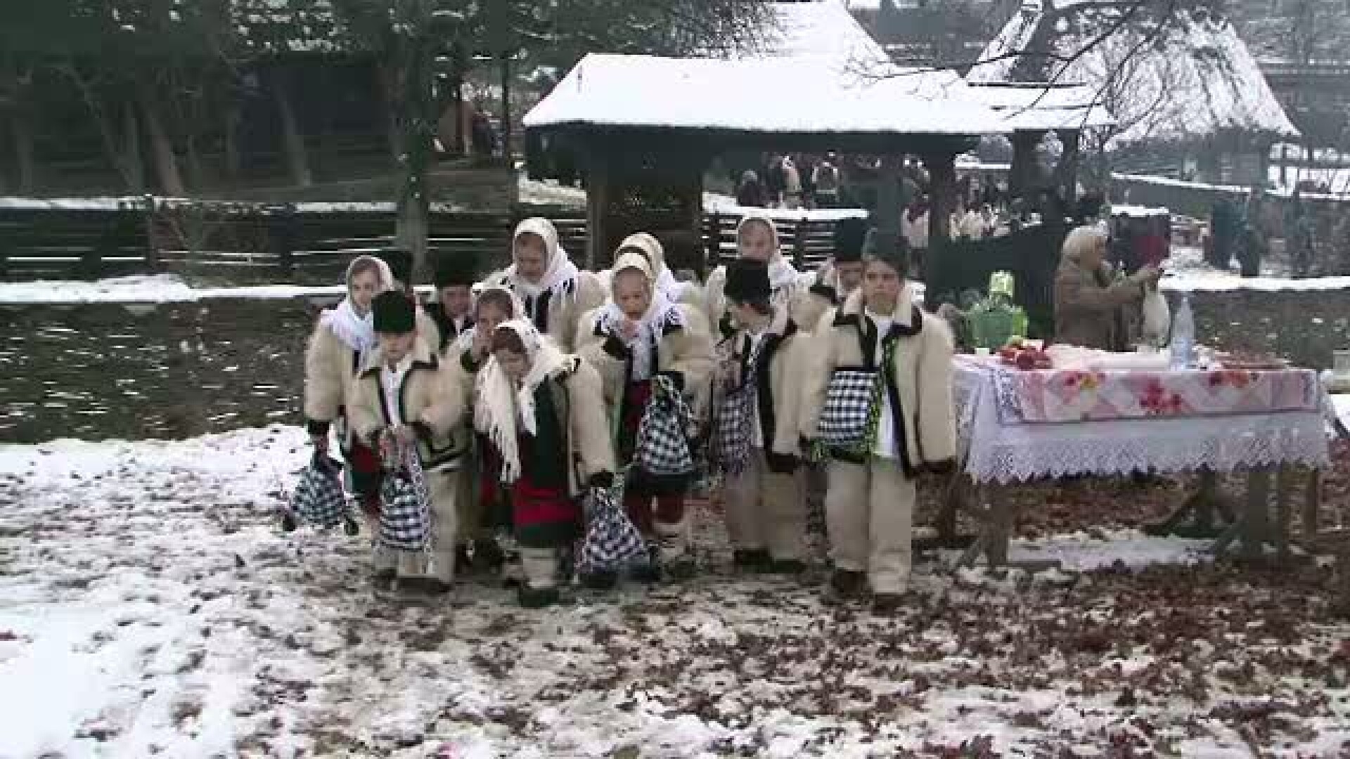 Craciun magic in Maramures. Colindatori in straie populare le-au cantat ...