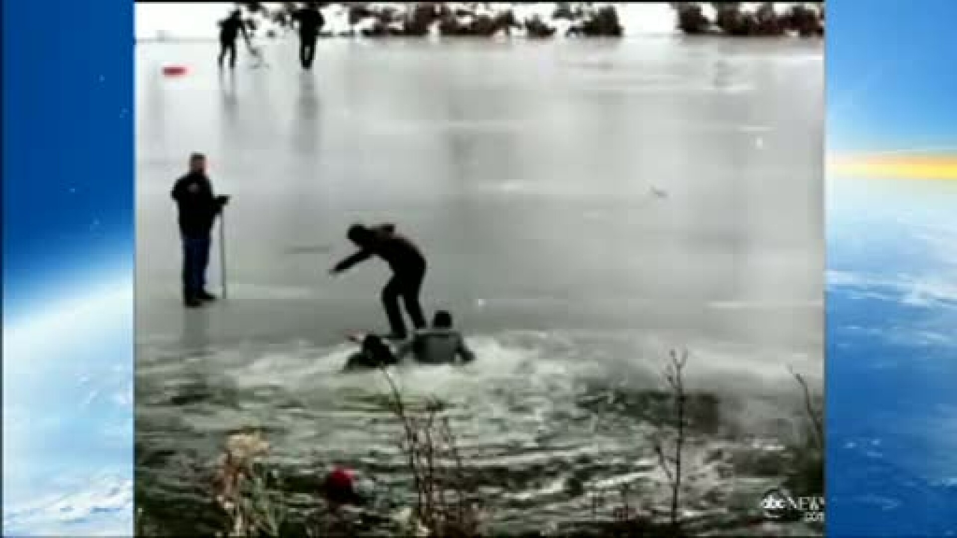 Au mers la patinaj pe un lac inghetat, insa ce a urmat a starnit panica ...