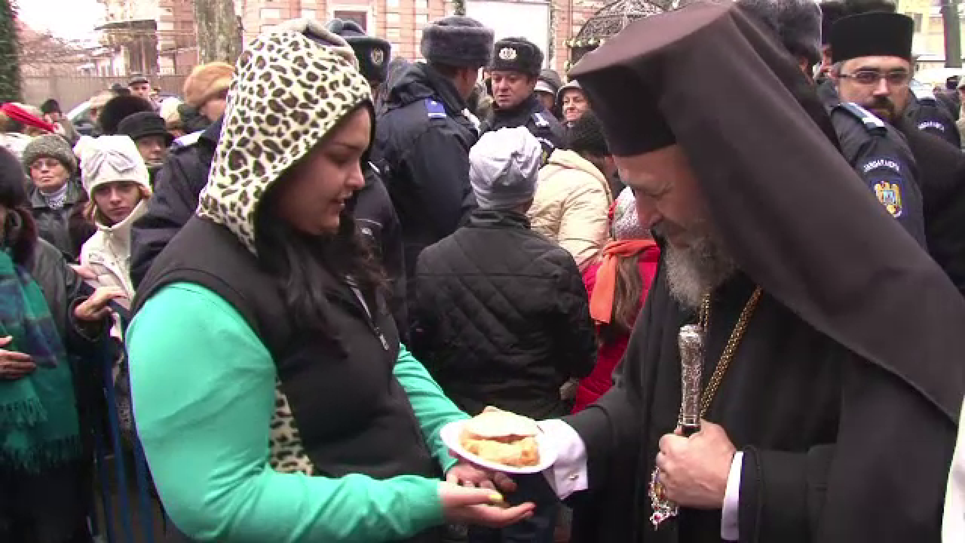 De la coada la moaste, la cea pentru sarmale. La Braila, credinciosii ...