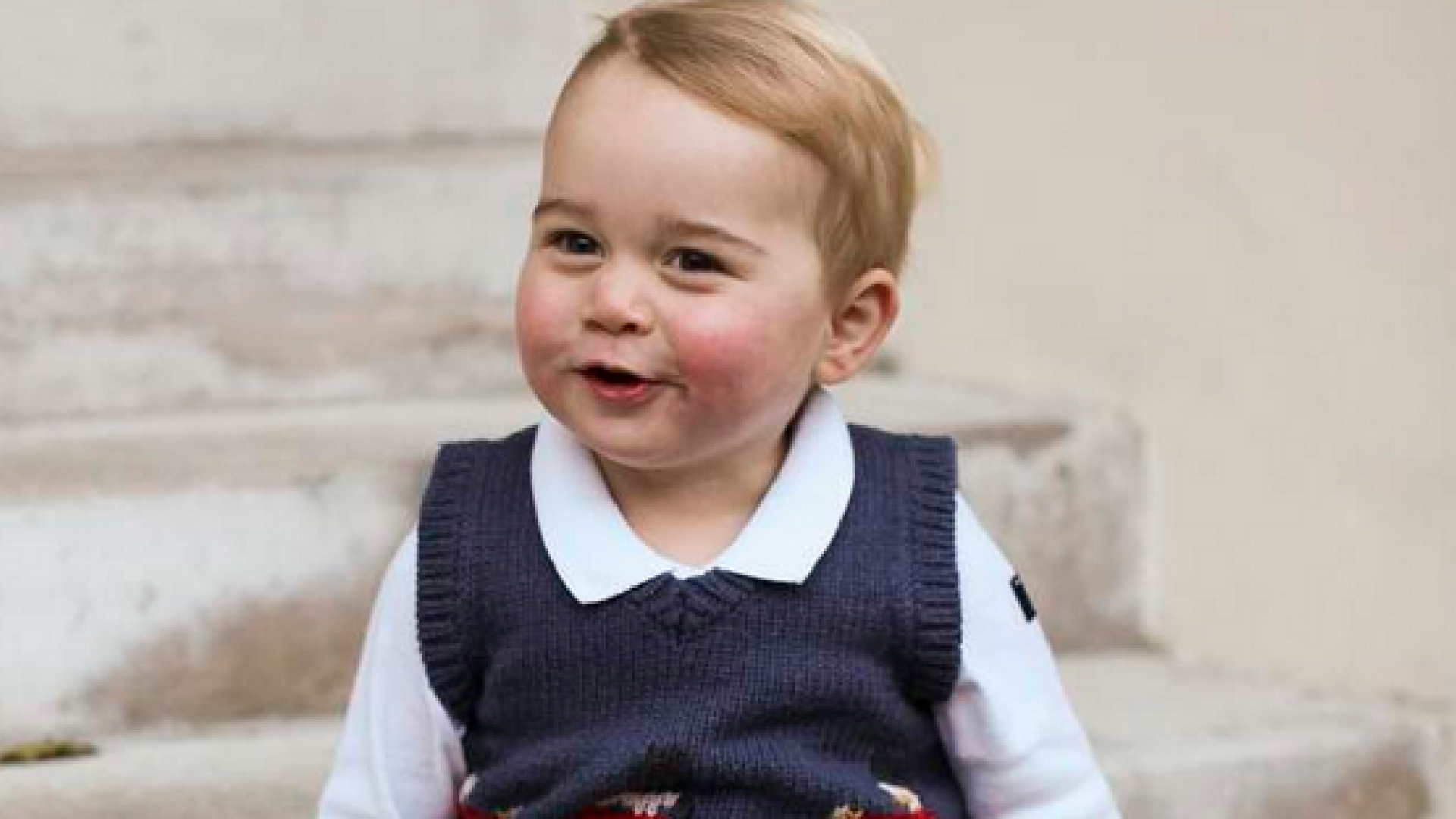 Printul George, fotografiat in curtea Palatului Kensington. Imaginile ...