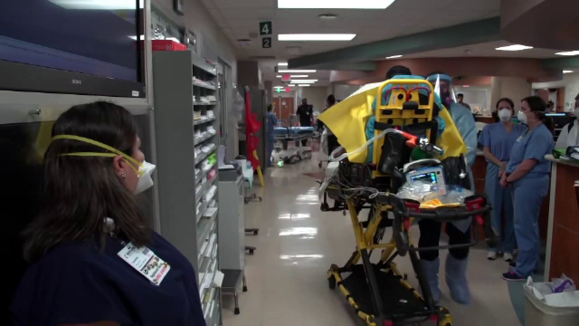 SUA se confruntă cu al treilea val al pandemiei de Covid-19. Statele în ...