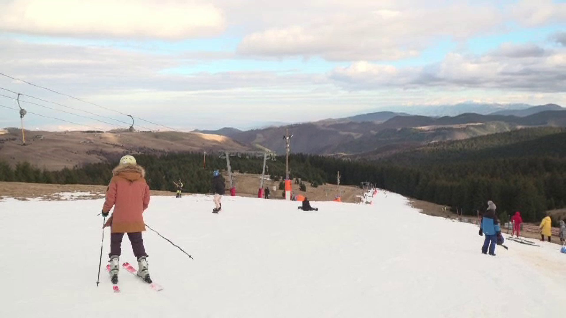 Turiștii de la munte au mizat pe dans și distracție, în lipsa zăpezii ...