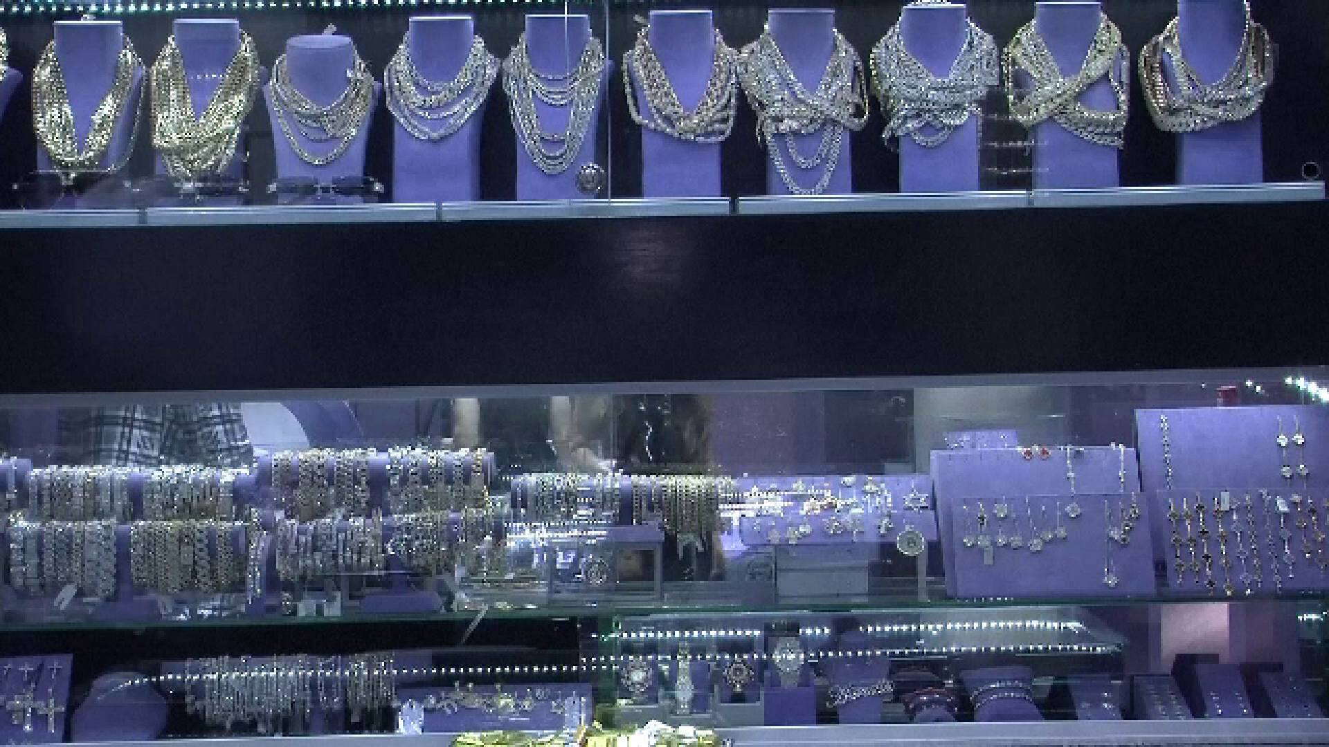 Bijuteriile cu diamante și hainele de lux, printre cele mai vânate ...