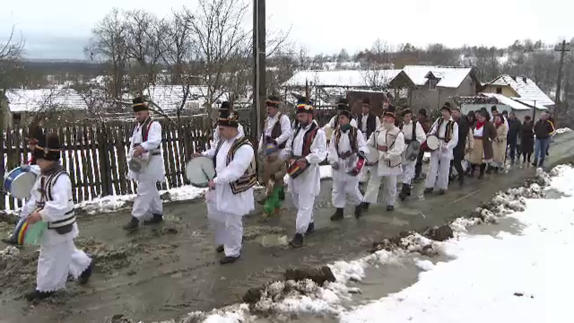 Dubașii au ieșit la colindat în Timiș. ”Parcă îți vine să plângi când ...
