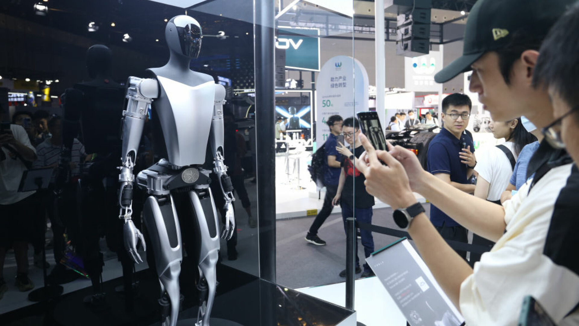 Un robot a atacat un inginer de la o fabrică Tesla din SUA. Angajatul ...