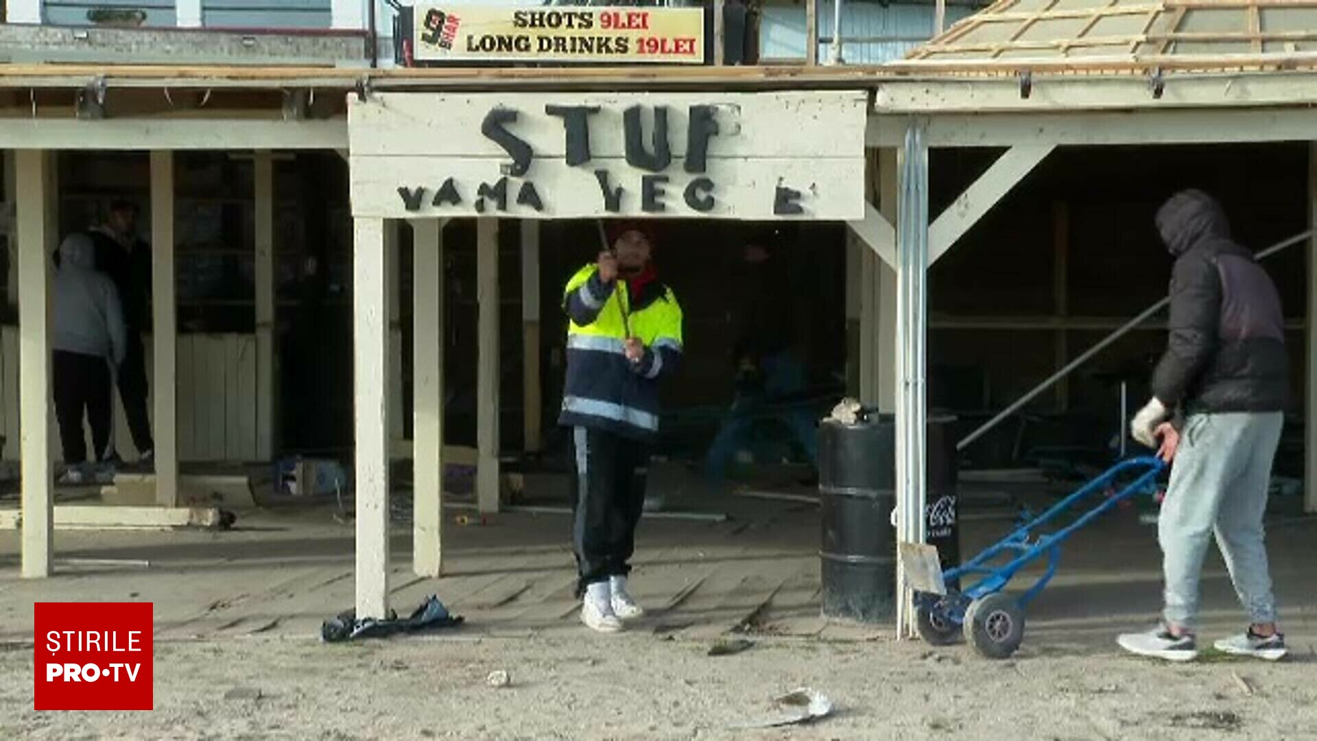 Celebra terasă Stuf din Vama Veche a fost demolată. Proprietarii au ...