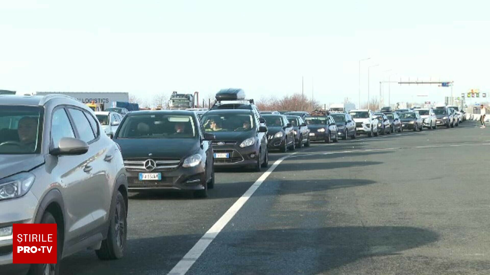A început ”tradiționala” aglomerație din vămi: ”Stăm la o coadă de un ...