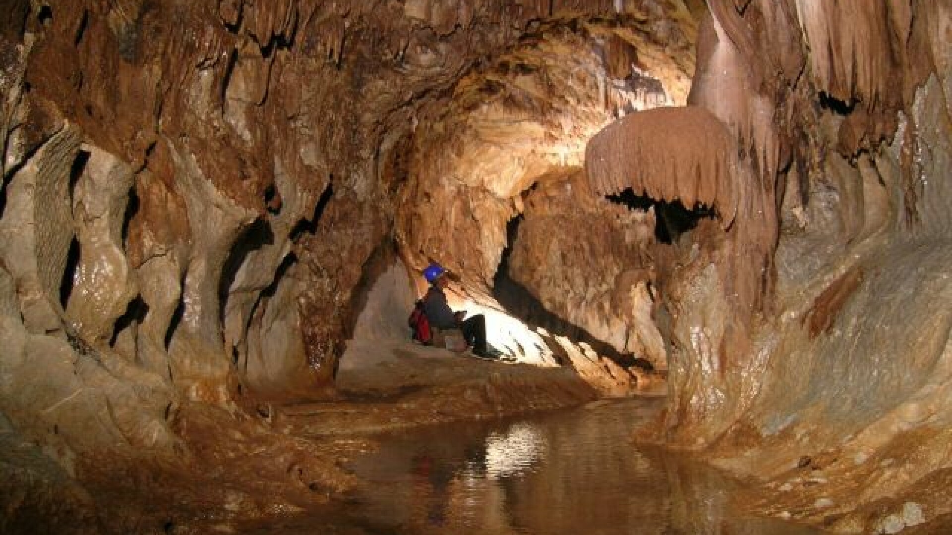 Cele mai frumoase pesteri: Piatra Altarului, Humpleu, Cheile Galbenei ...