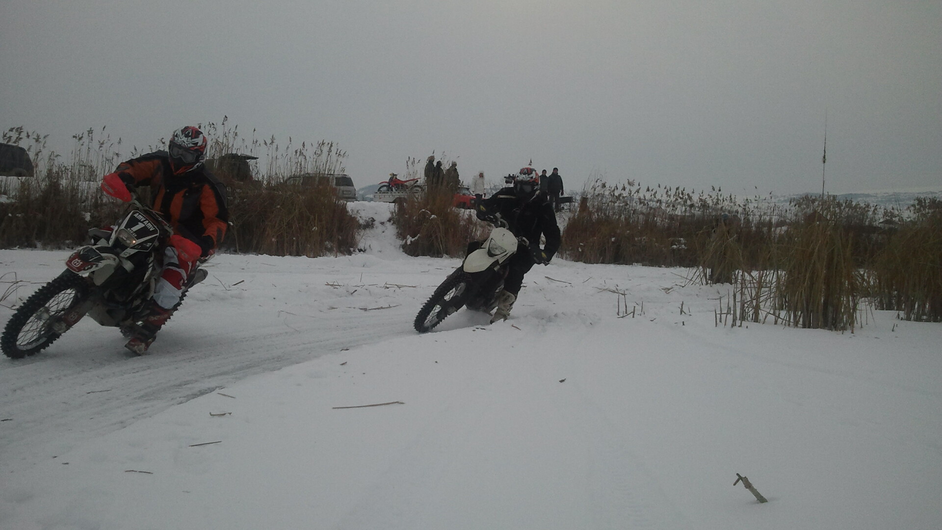 VIDEO si FOTO. Nebunie pe doua roti. Si-au turat motoarele pe un lac ...