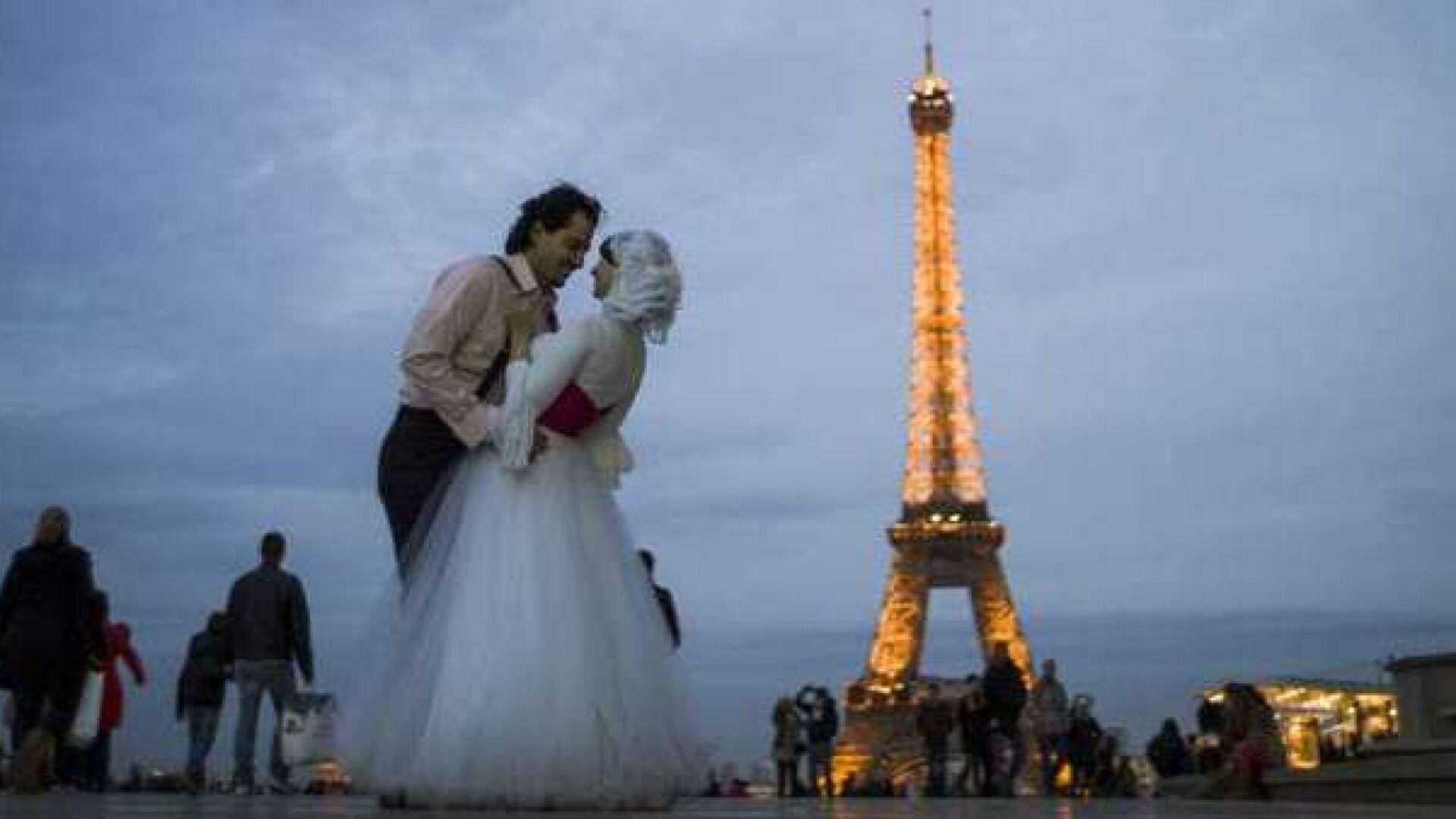 "Orasul luminilor stinse". Magazinele si cladirile din Paris, obligate ...