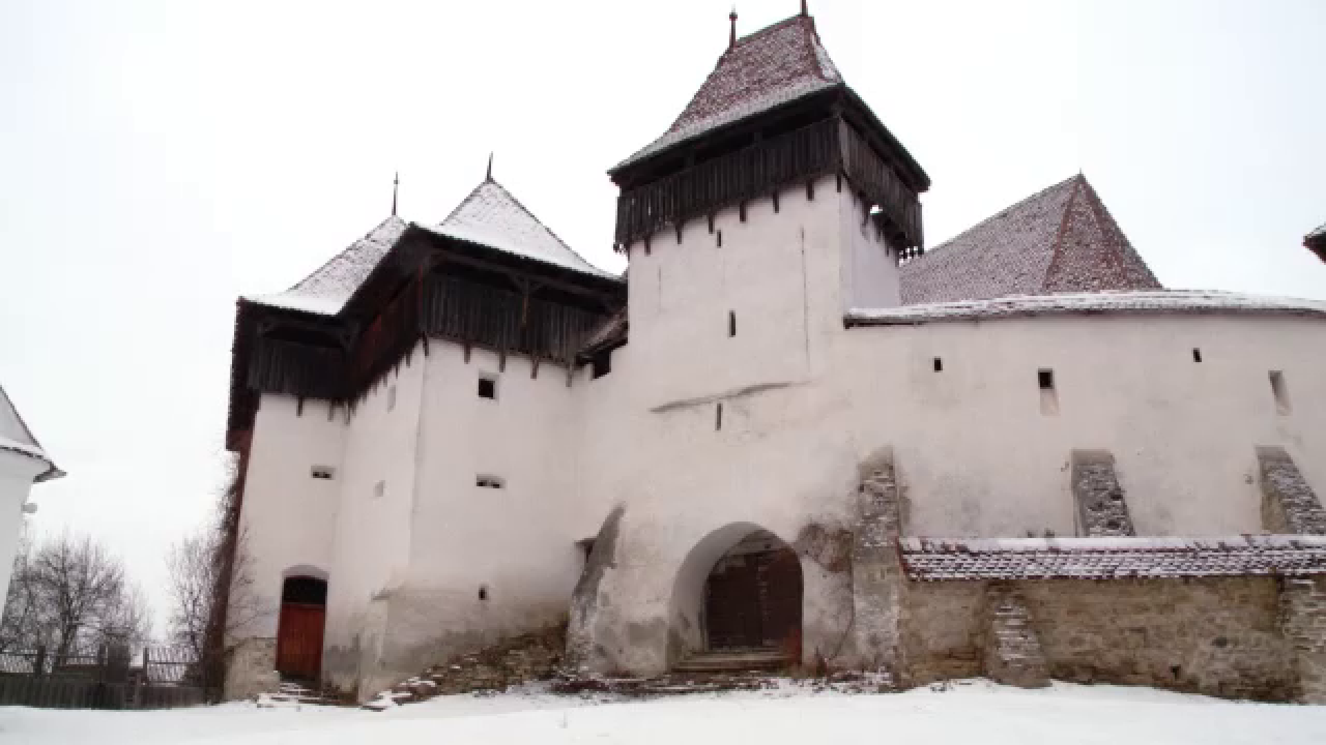 Satul Viscri, vizitat in 2012 de 20 de mii de turisti.Sotia dulgherului ...