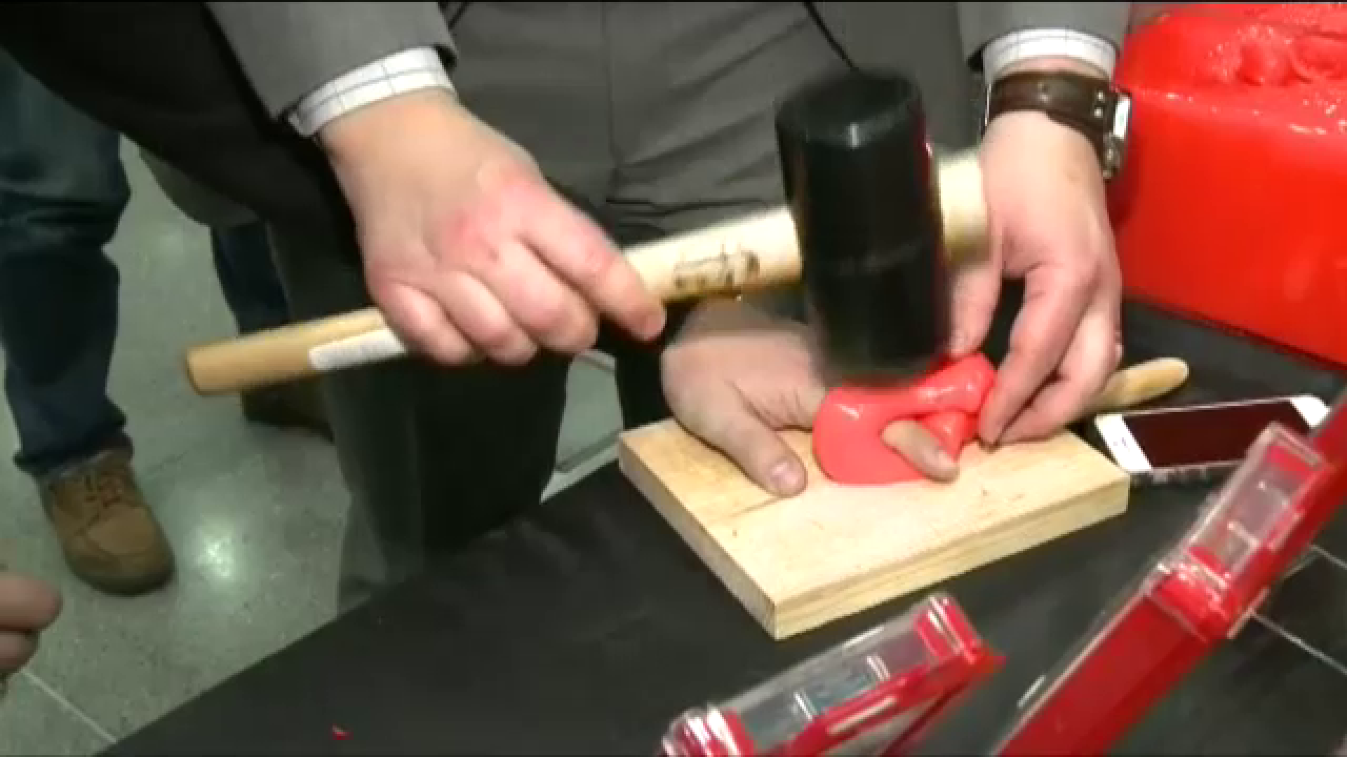 Cel mai puternic material pentru protectia telefonului tau. Cum l-a ...