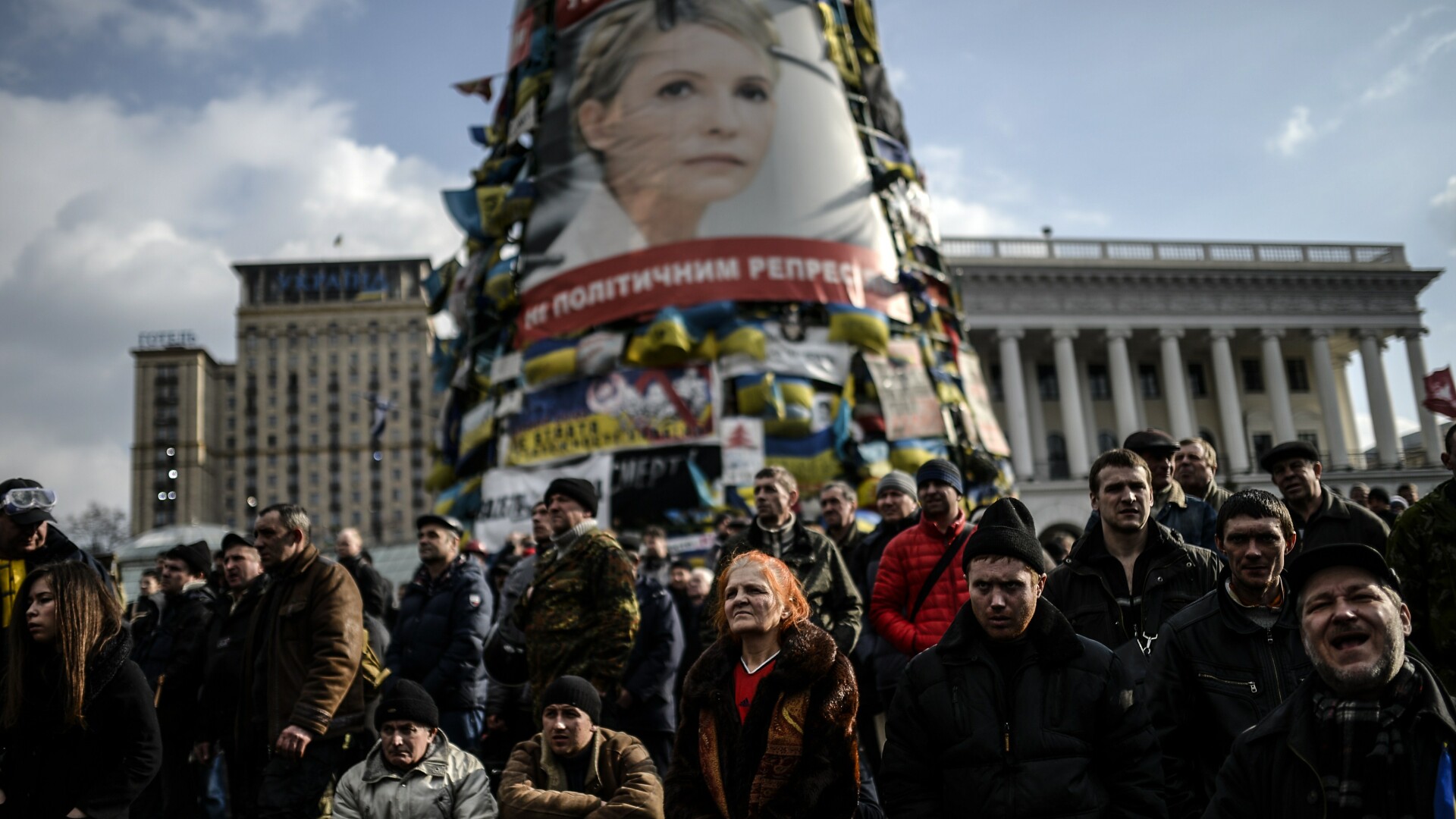 "Dictatura a cazut multumita oamenilor care au iesit in strada ...